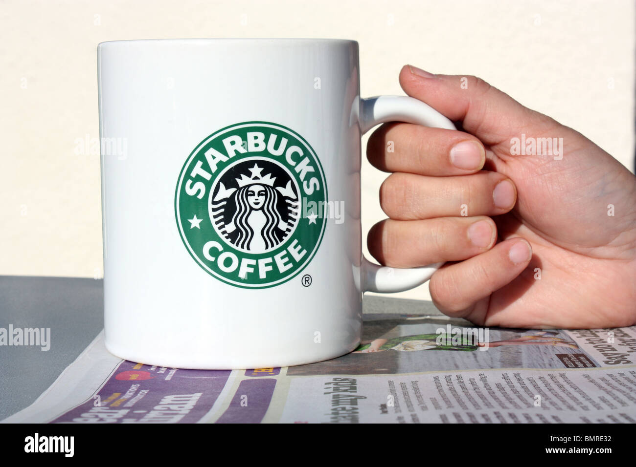 Starbucks coffee cup hand hi-res stock photography and images - Alamy