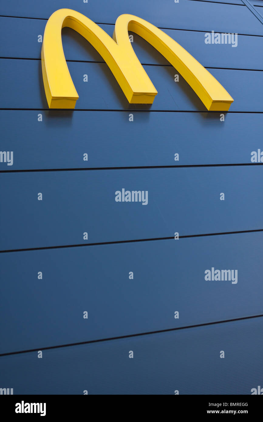 Yellow mcdonalds sign hi-res stock photography and images - Alamy