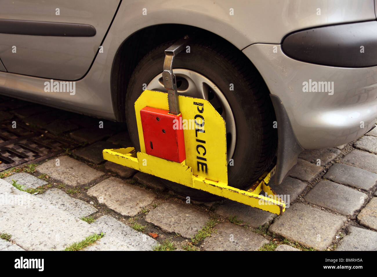 Car wheel clamp clamping warning hi-res stock photography and images ...