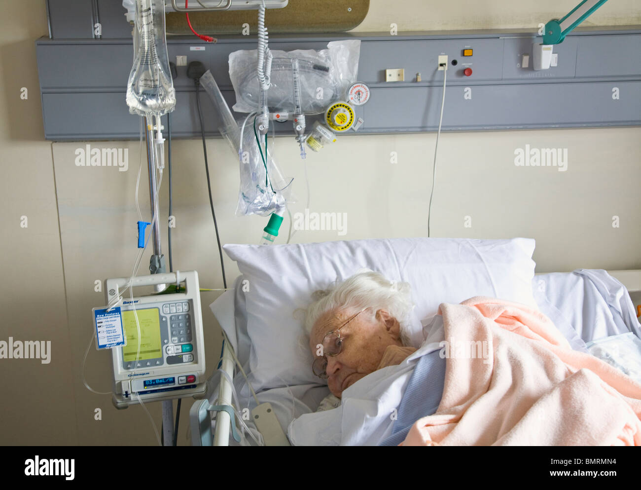 Elderly woman in intensive care NHS ward Stock Photo - Alamy
