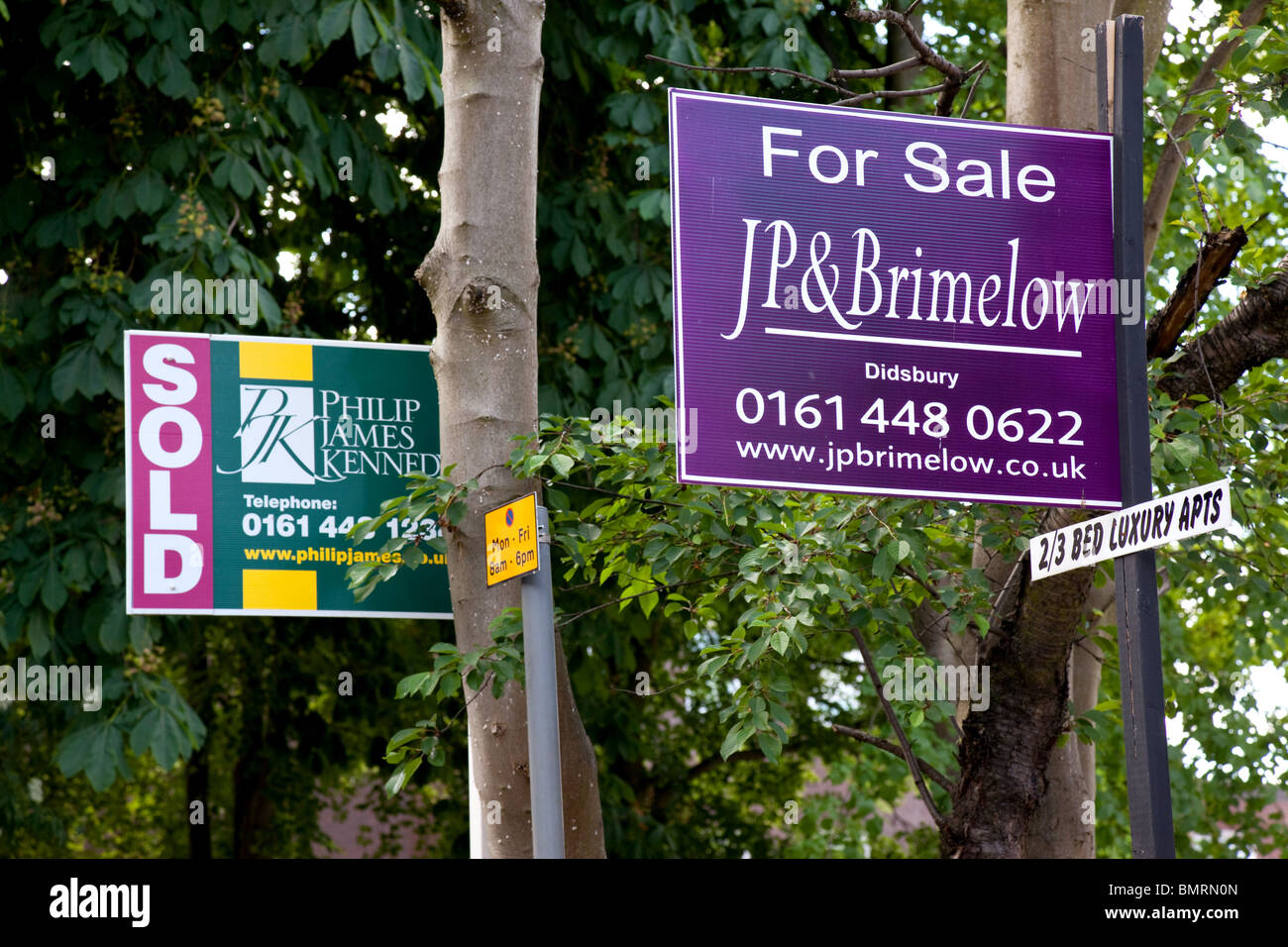Sold estate agent signs hi-res stock photography and images - Alamy