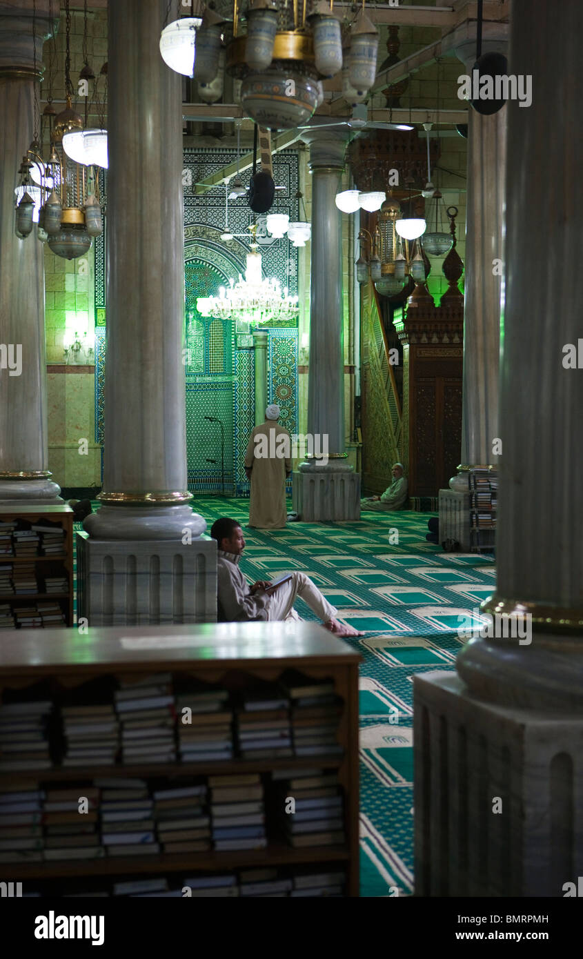 Egypt, Cairo,local people in Alemam Al Hussein mosque Stock Photo - Alamy