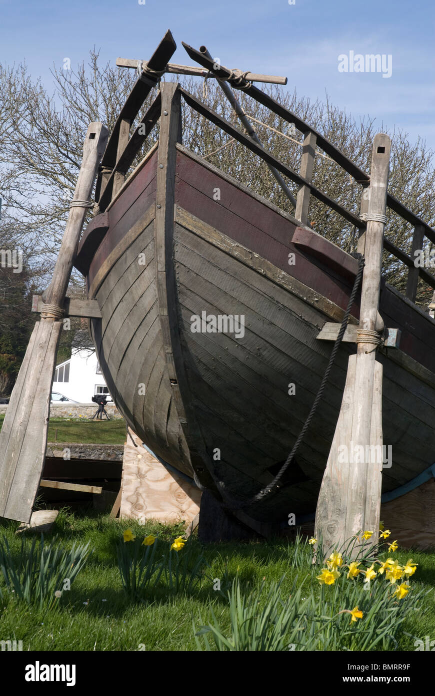 The bow and oars of an old rowing boat at Charlestown Cornwall UK Stock ...