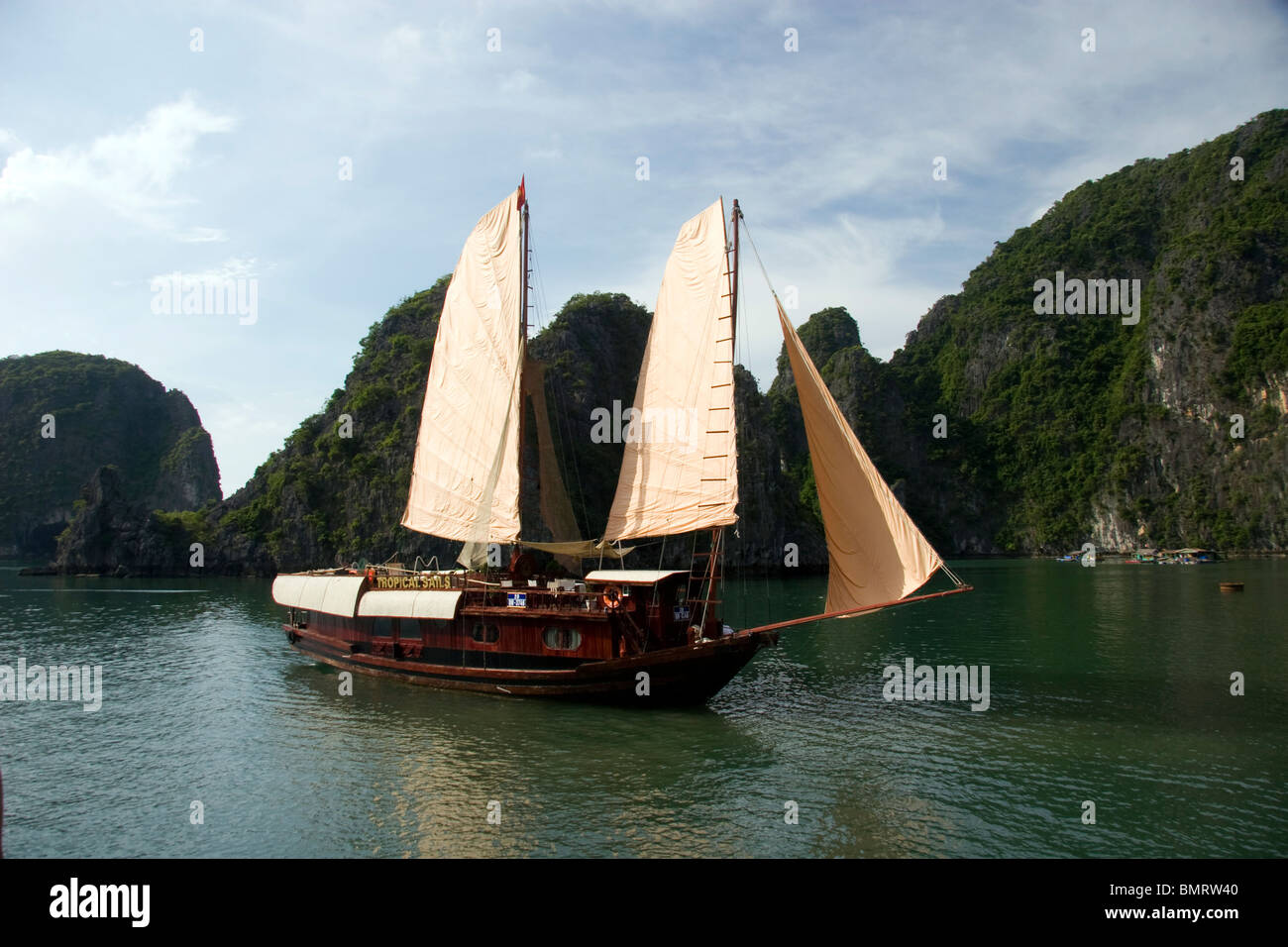 Vietnamese junk boat hi-res stock photography and images - Alamy