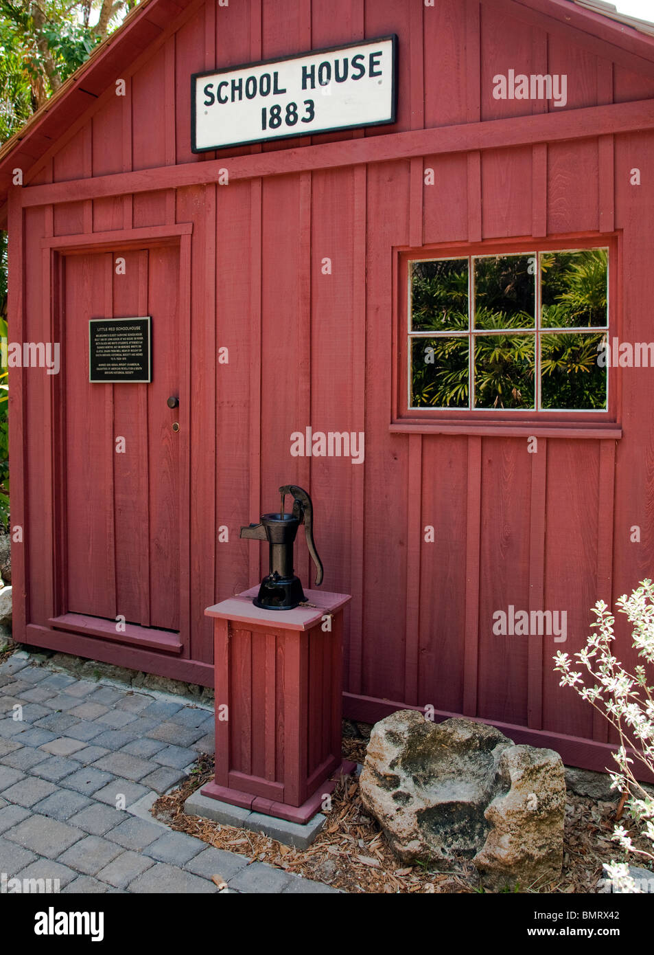 Little red schoolhouse hi-res stock photography and images - Alamy