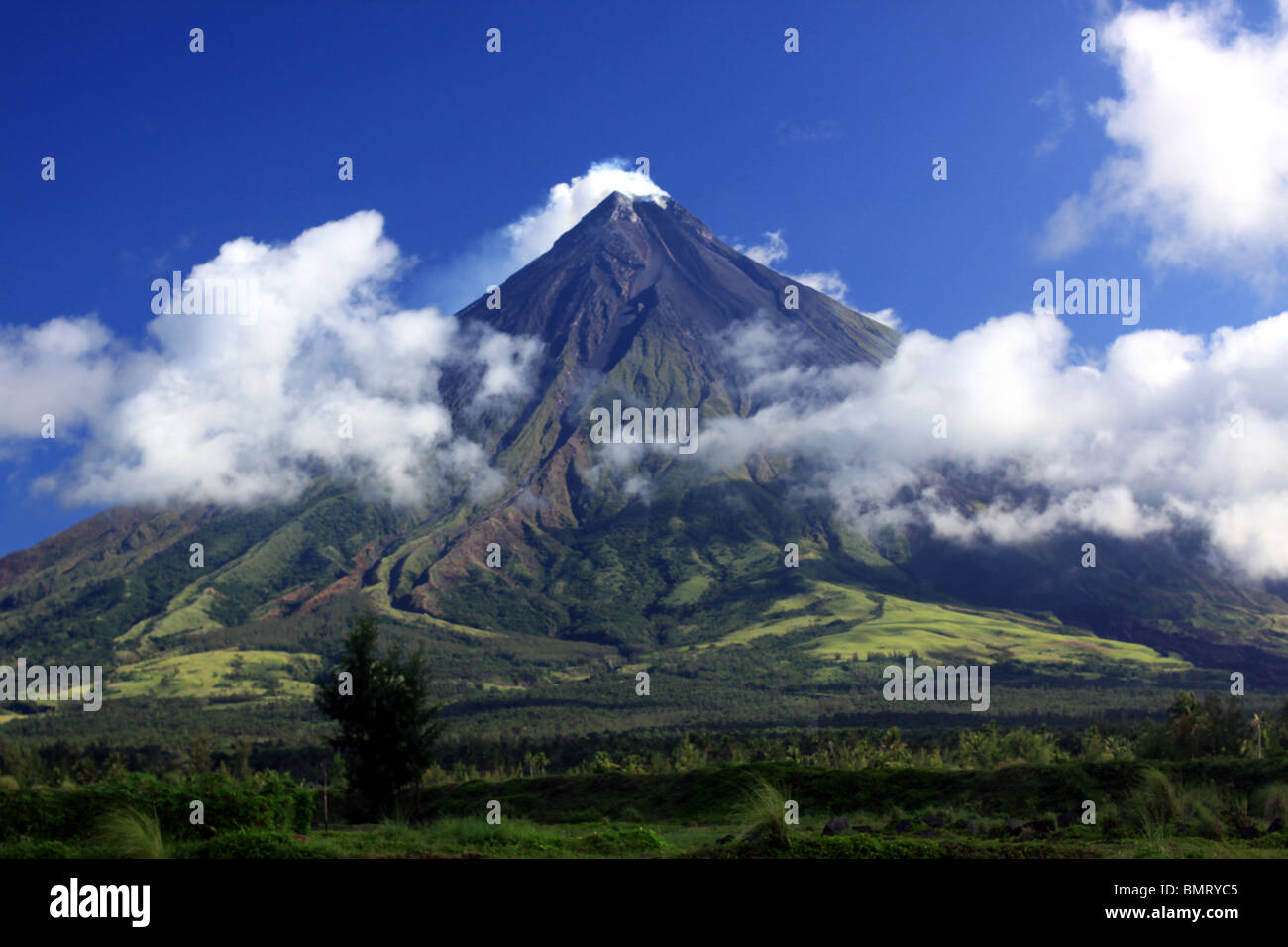 Volcano philippines hi-res stock photography and images - Alamy