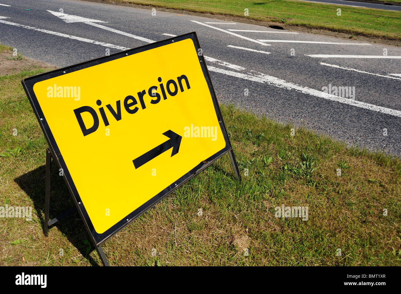 Yellow diversion sign hi-res stock photography and images - Alamy
