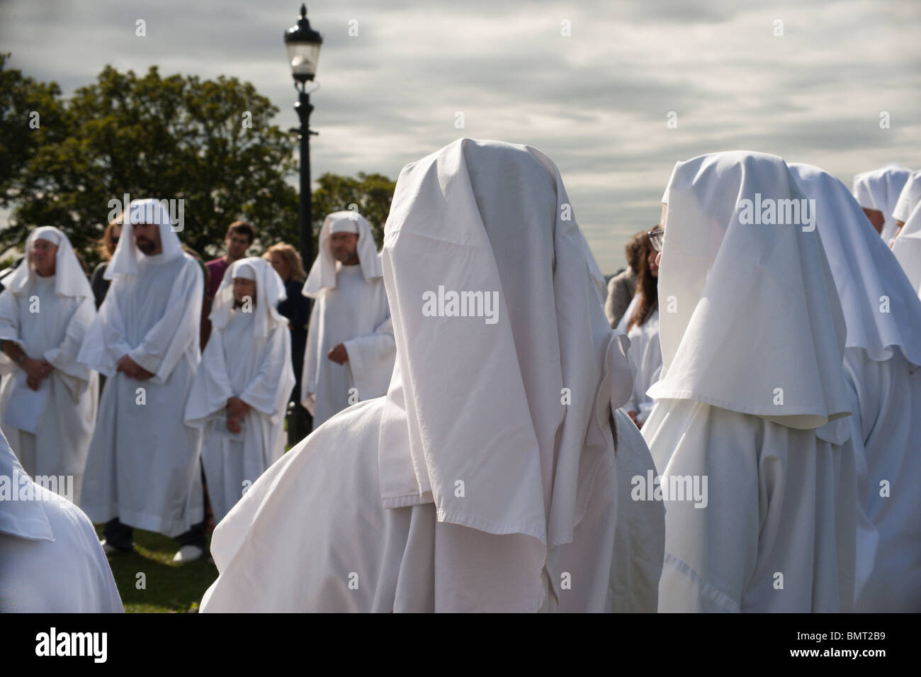 Druids celebrate Autumn Equinox at Primrose Hill. The Druid circle ...