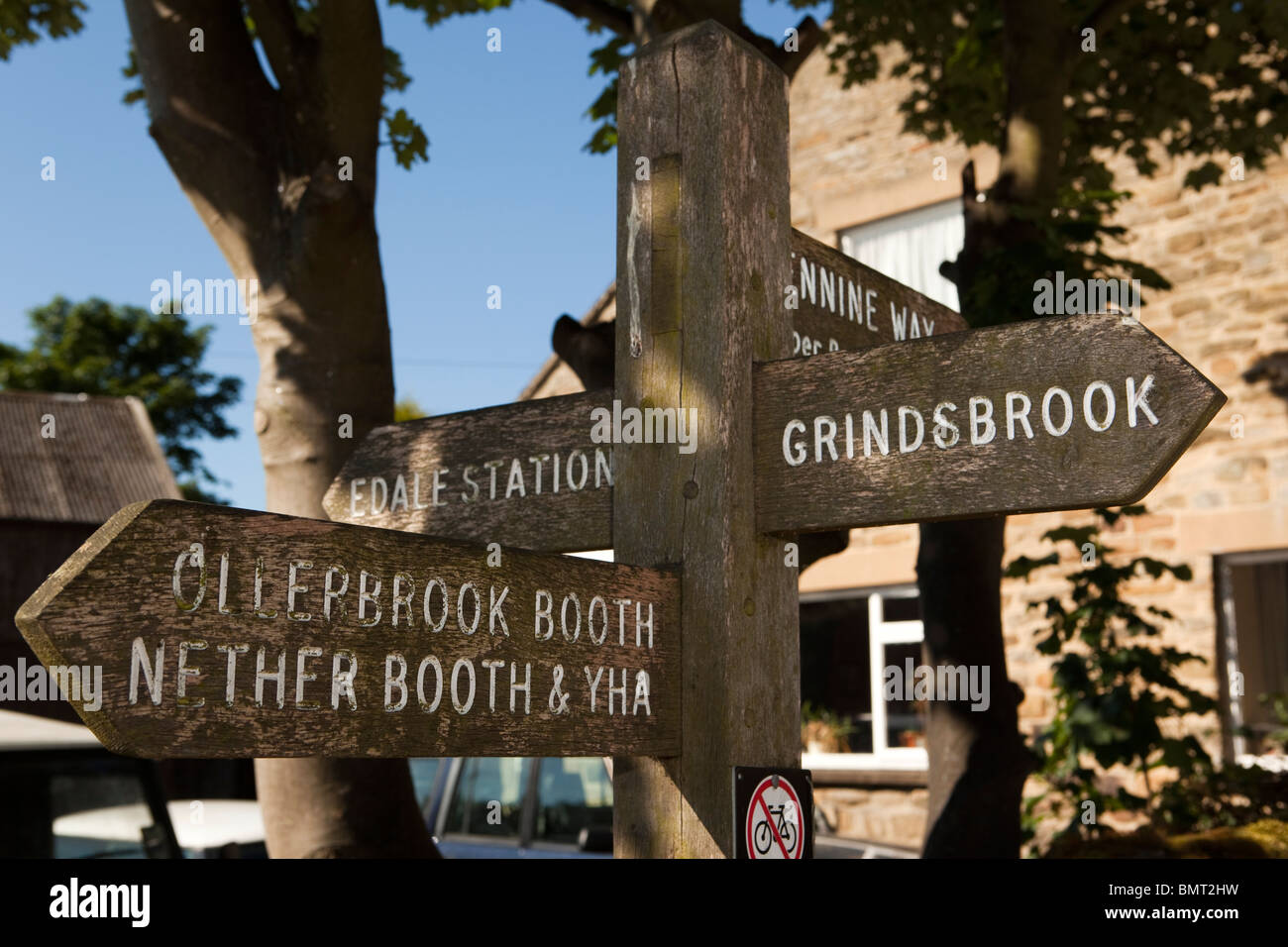 UK, Derbyshire, Edale village, wooden signpost at official starting ...