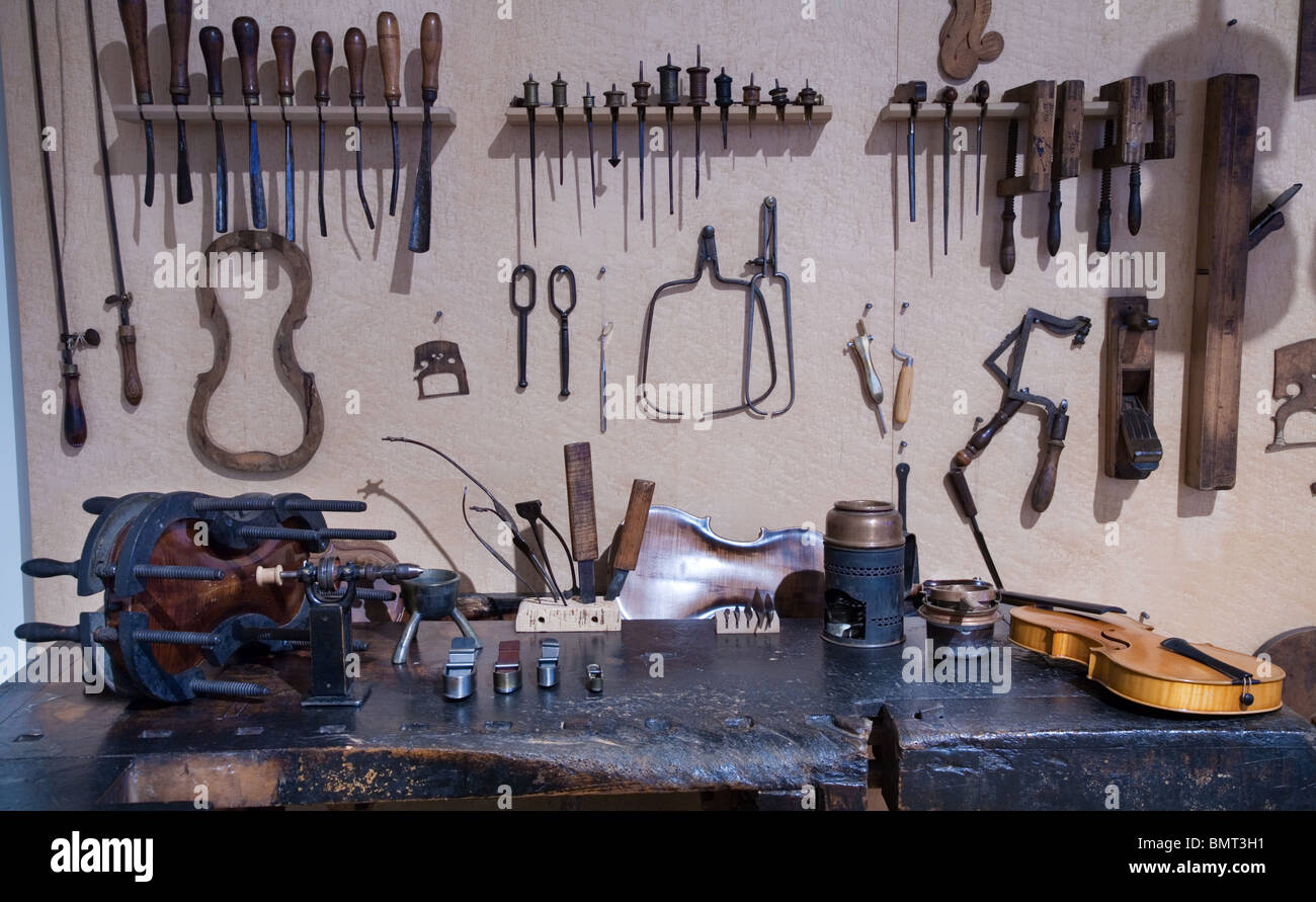 Violin repair hi-res stock photography and images - Alamy