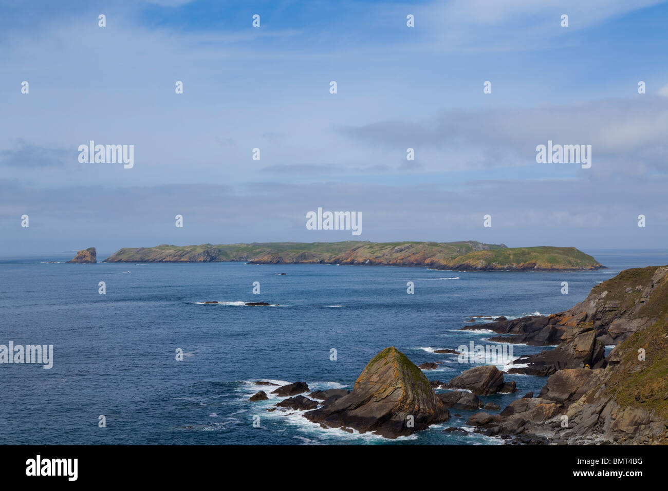 Skomer Island from the pembrokeshire coastal path Stock Photo - Alamy