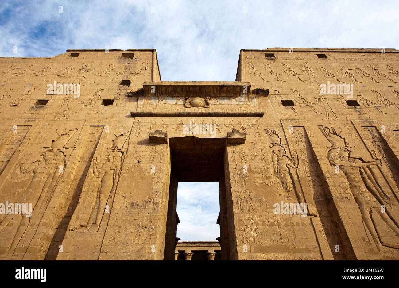 Entrance edfu temple egypt hi-res stock photography and images - Alamy