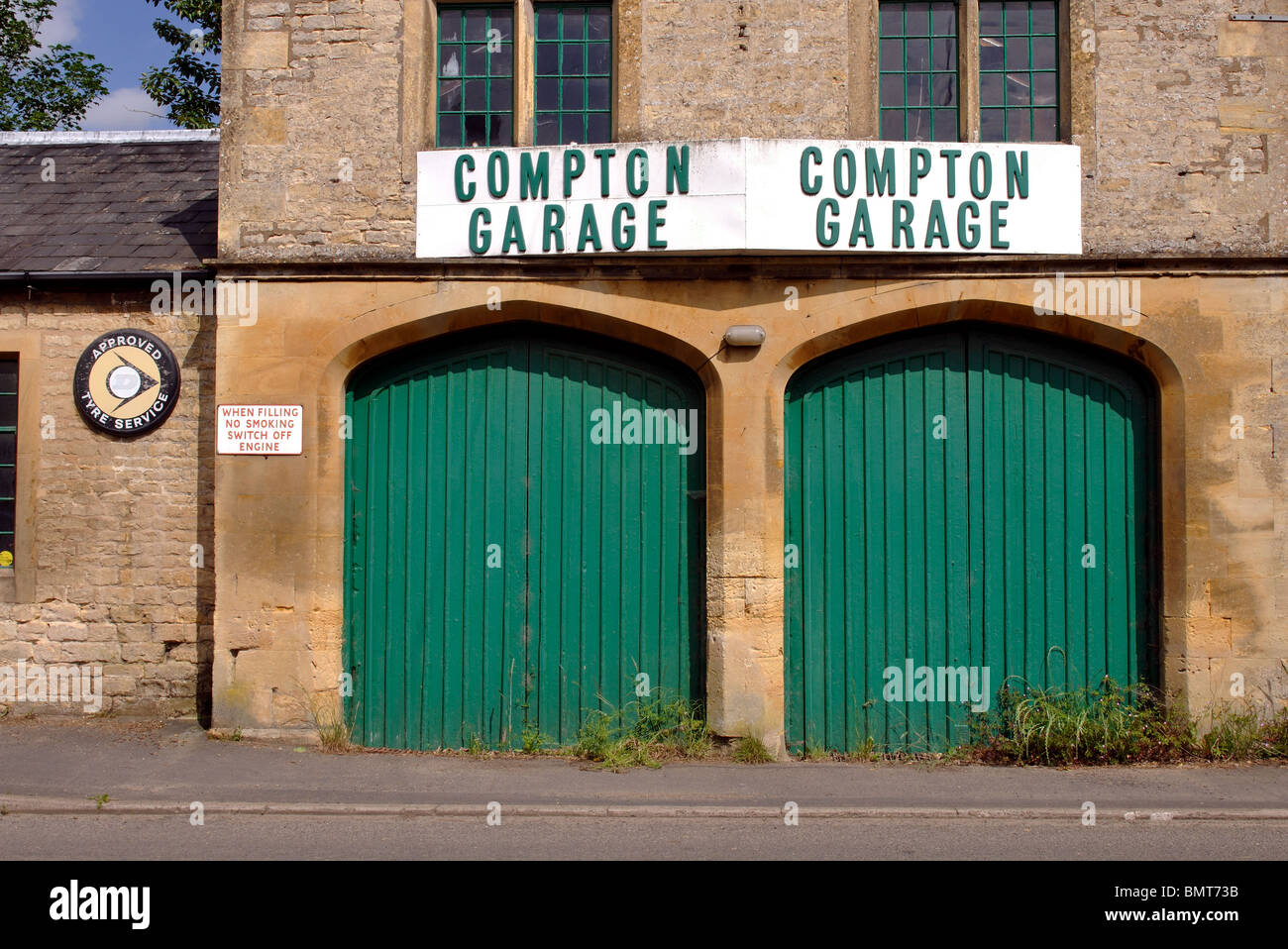 Compton Garage, Long Compton, Warwickshire, England, UK Stock Photo - Alamy