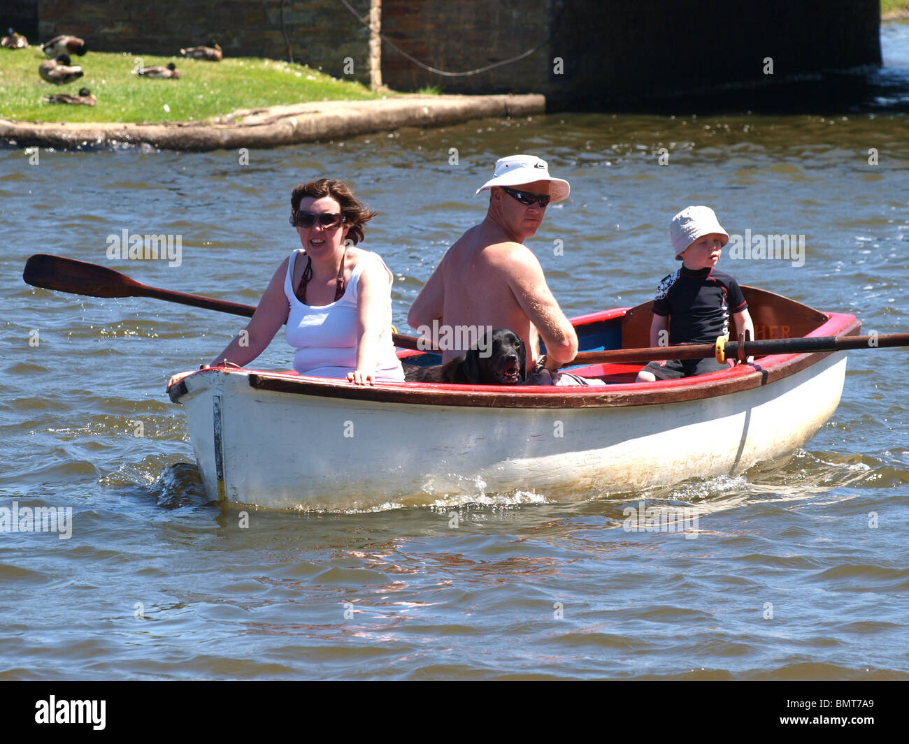 Row boat family hi-res stock photography and images - Alamy