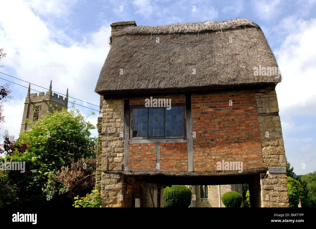 Lychgates hi-res stock photography and images - Alamy