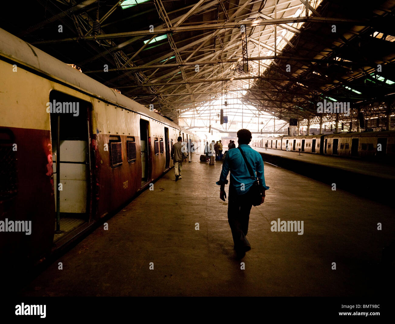 India people travelling in trains hi-res stock photography and images ...