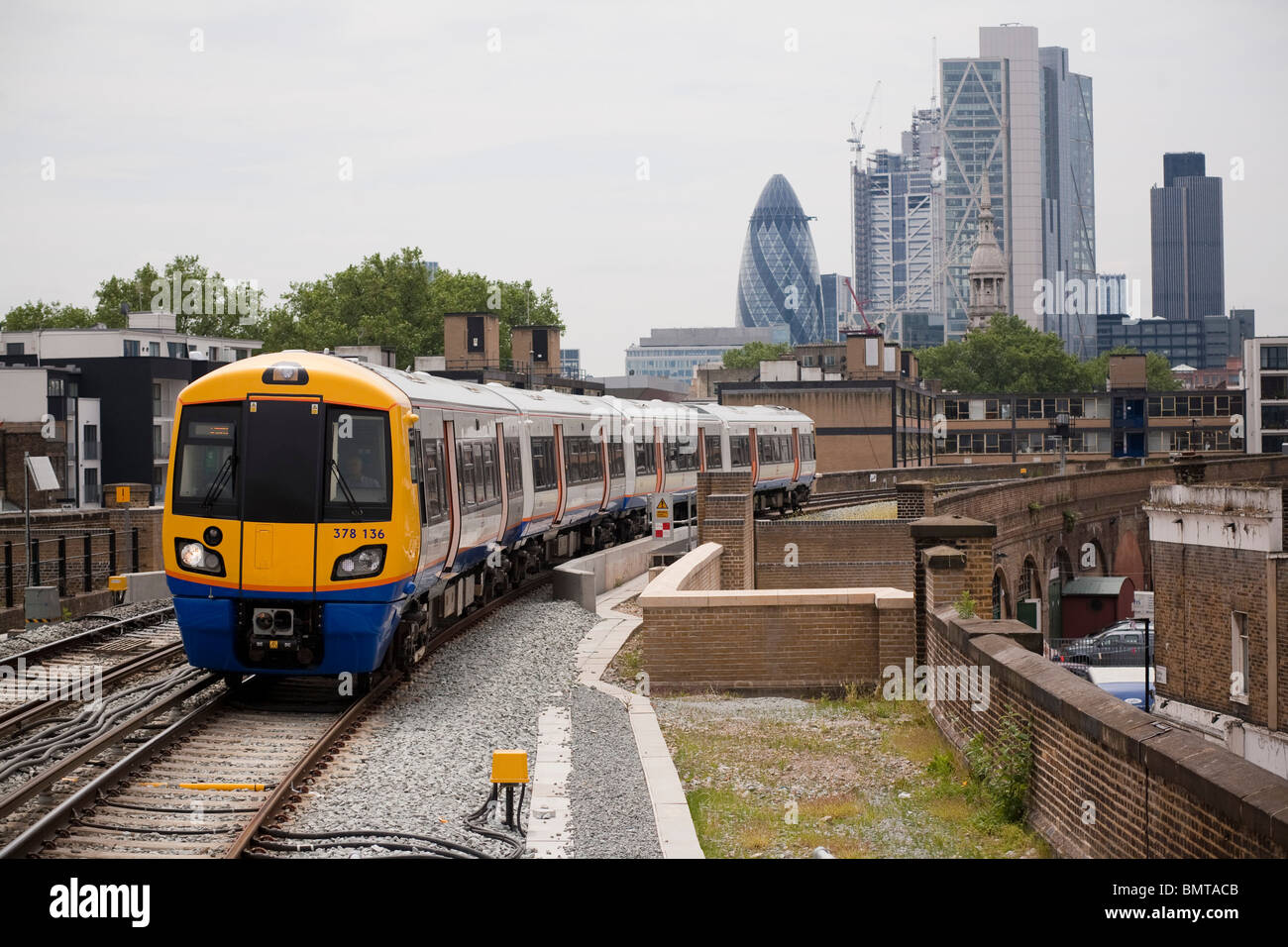 East london line overground train hi-res stock photography and images ...