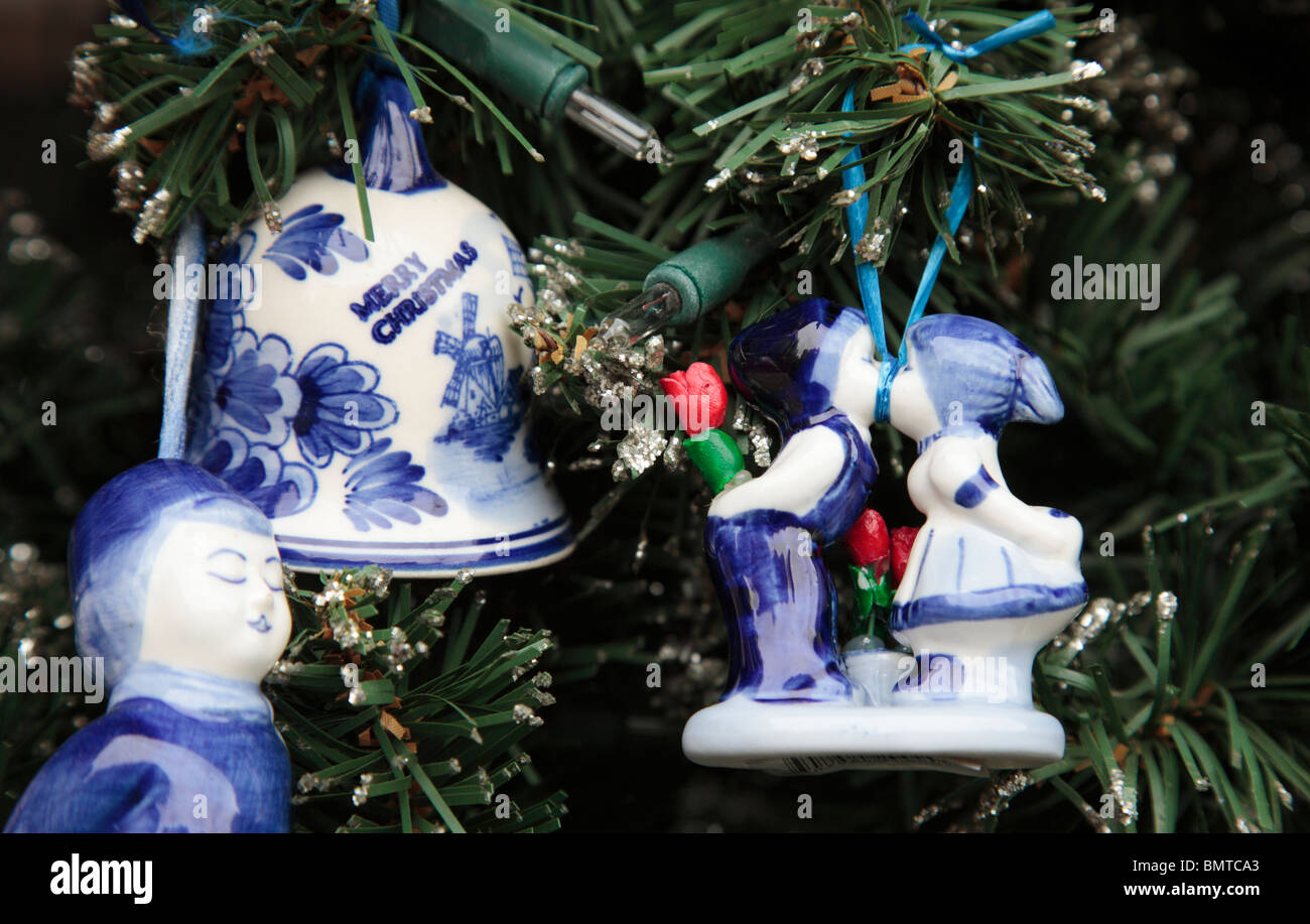 Delft blue pottery hi-res stock photography and images - Alamy