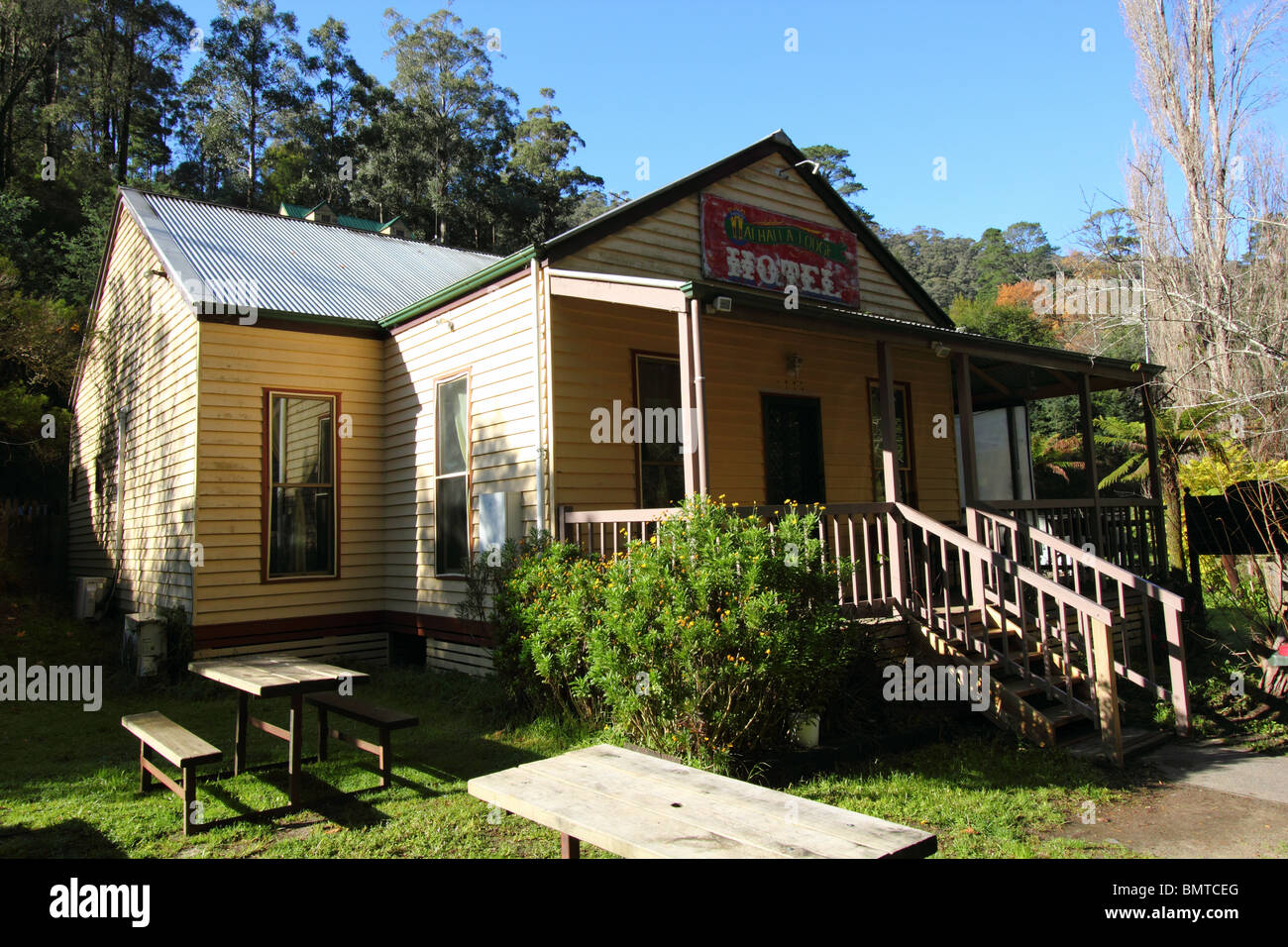 OLD COUNTRY HOTEL AND SIGNS VICTORIA AUSTRALIA BDB Stock Photo - Alamy