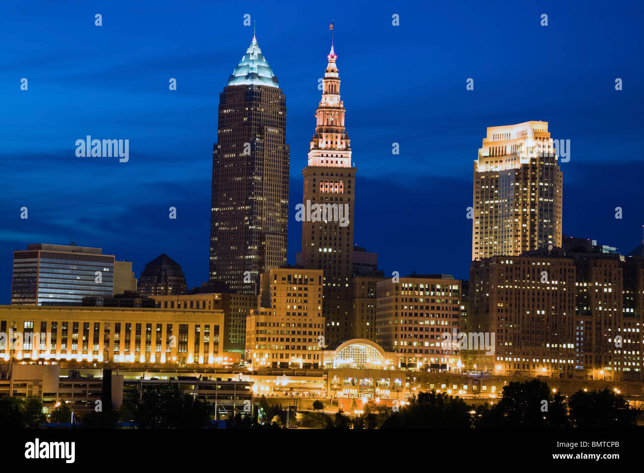 Cleveland ohio skyline at night hi-res stock photography and images - Alamy