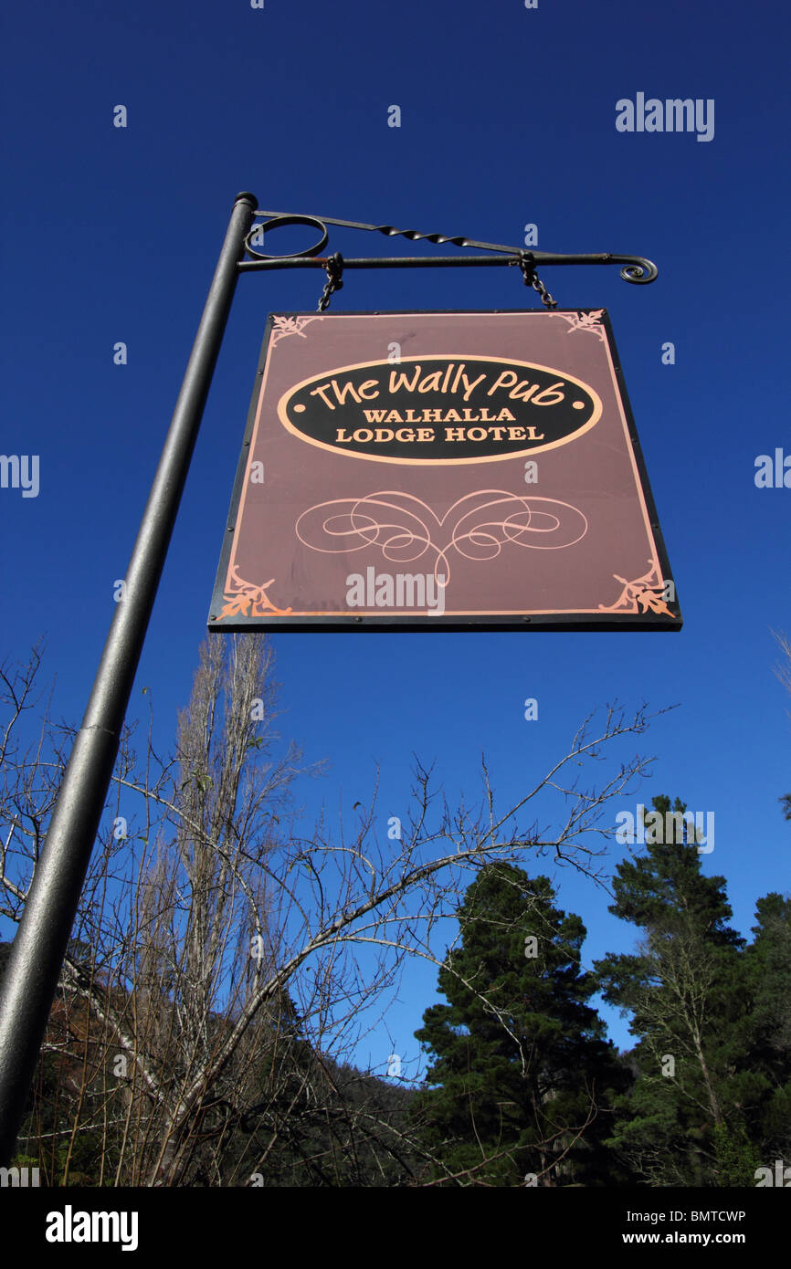 Victoria pub signs hi-res stock photography and images - Alamy