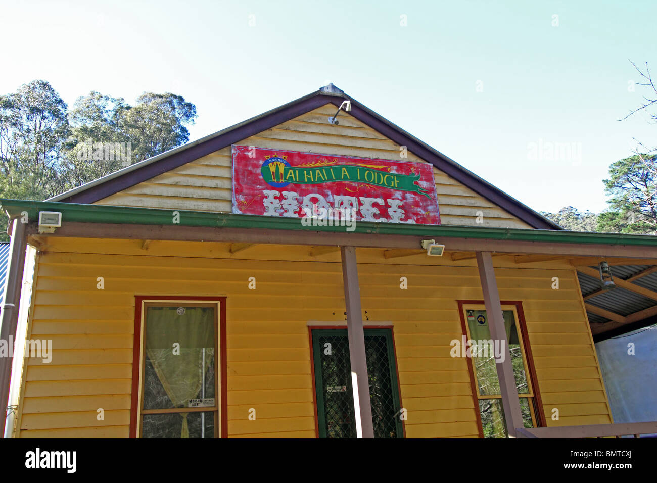 OLD COUNTRY HOTEL AND SIGNS VICTORIA AUSTRALIA BDB Stock Photo - Alamy