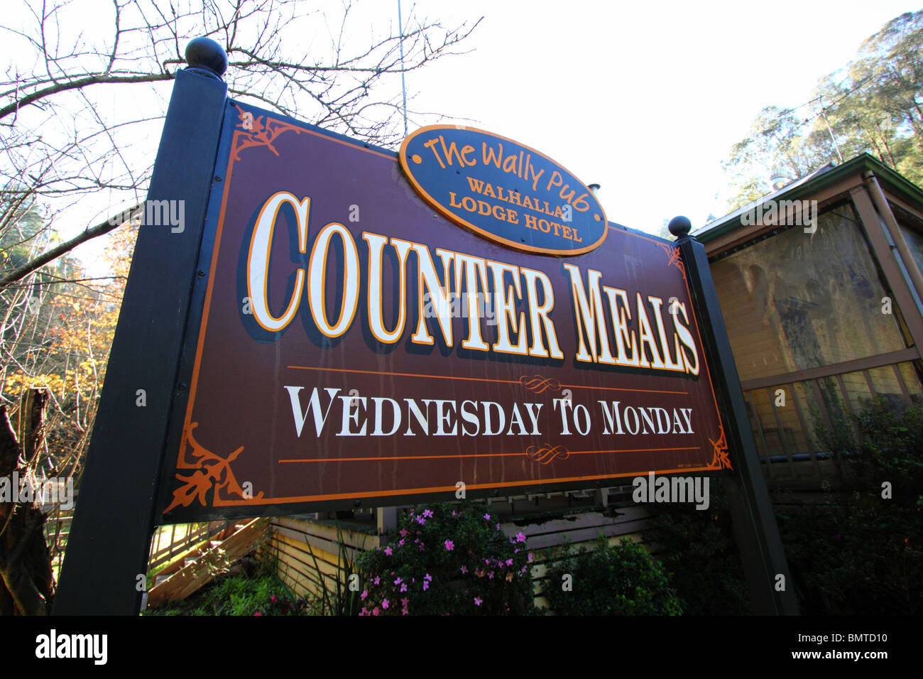 OLD COUNTRY HOTEL AND SIGNS VICTORIA AUSTRALIA BDB Stock Photo - Alamy