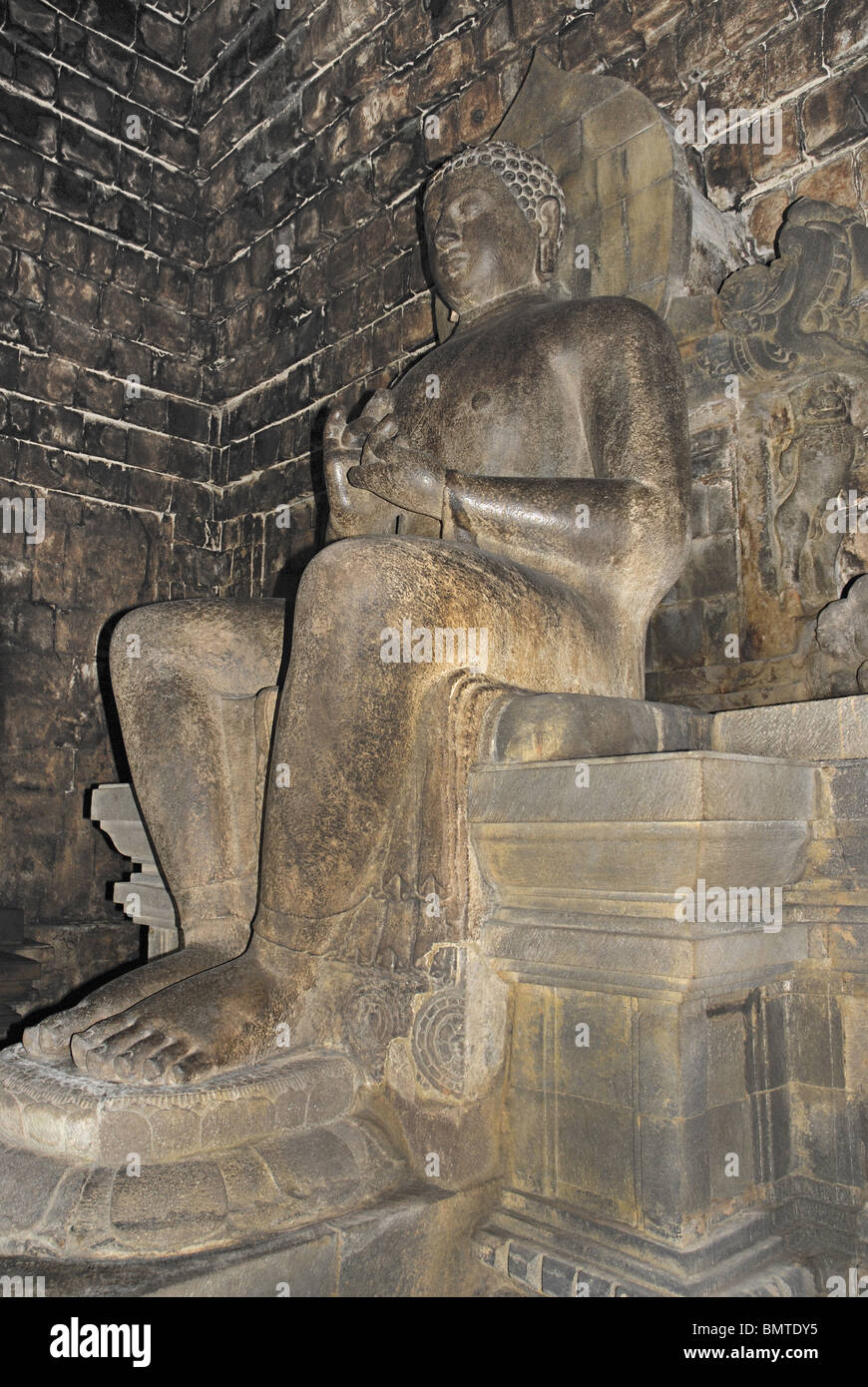 Indonesia-Java-Candi-Mendut, Buddha in Pralambapadasana in Dharmachakra ...