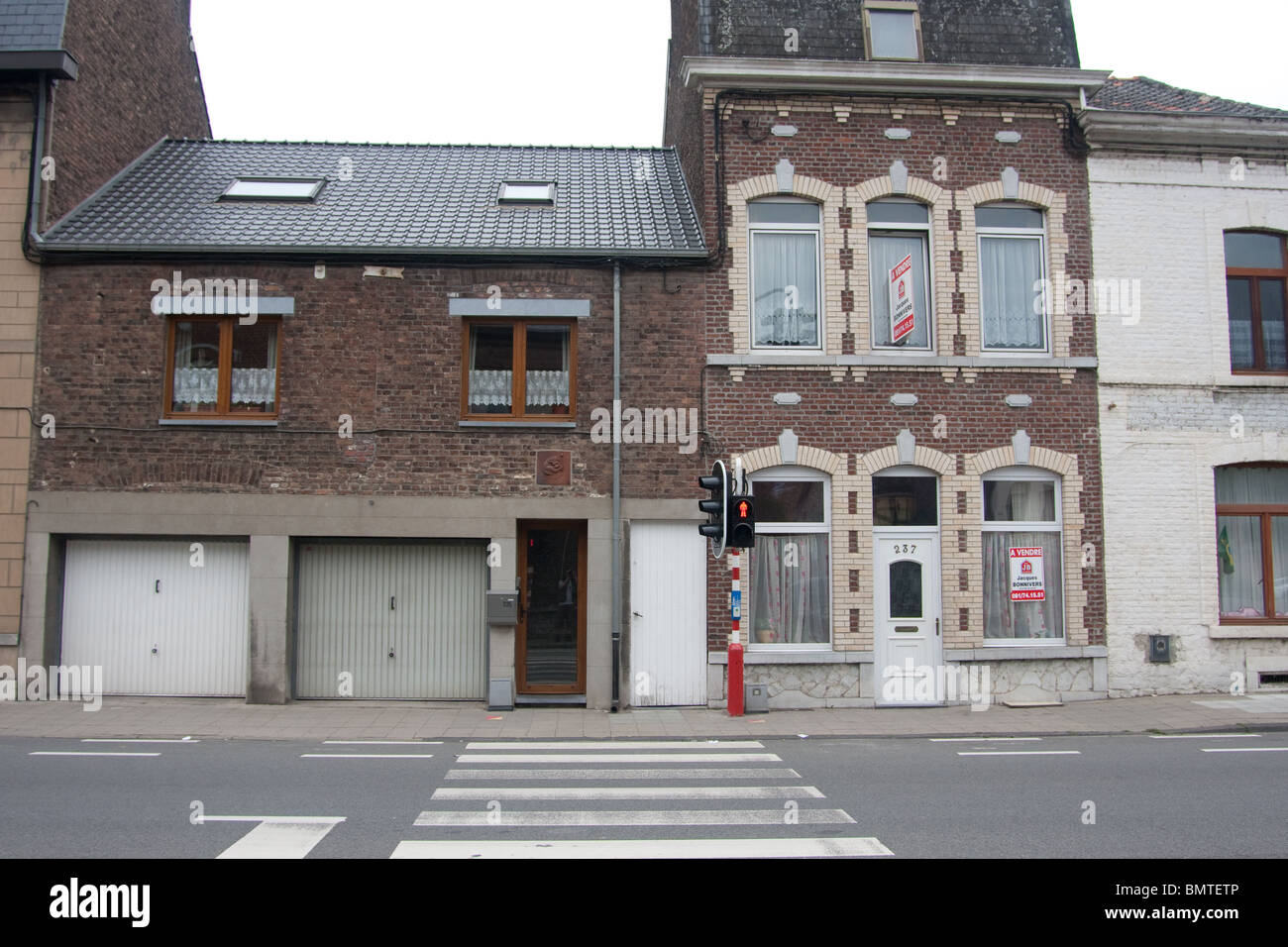 Pedestrian crossin and sign hi-res stock photography and images - Alamy