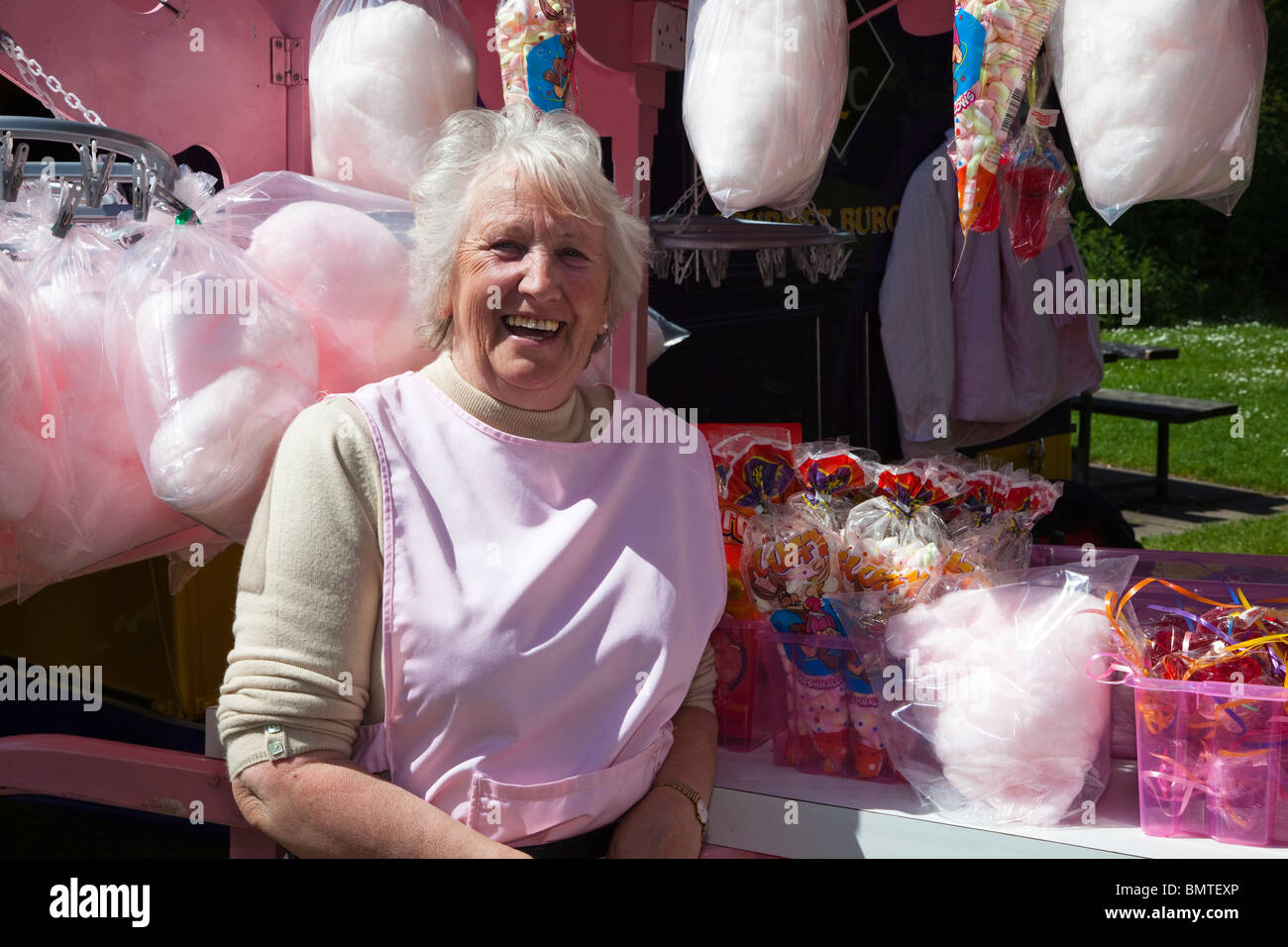 Cotton candy and fun fair stall hi-res stock photography and images - Alamy