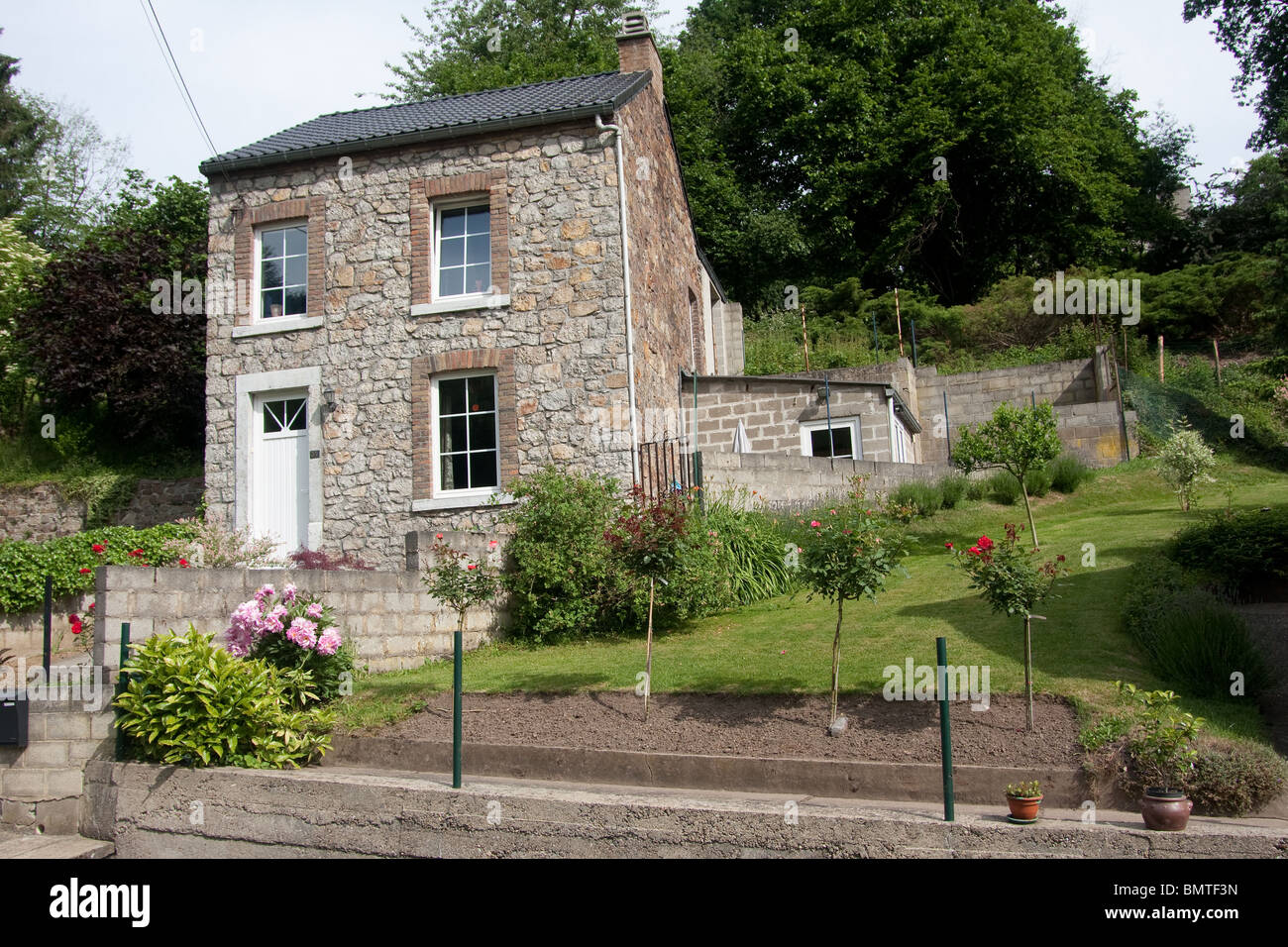 Hillside cottage hi-res stock photography and images - Alamy