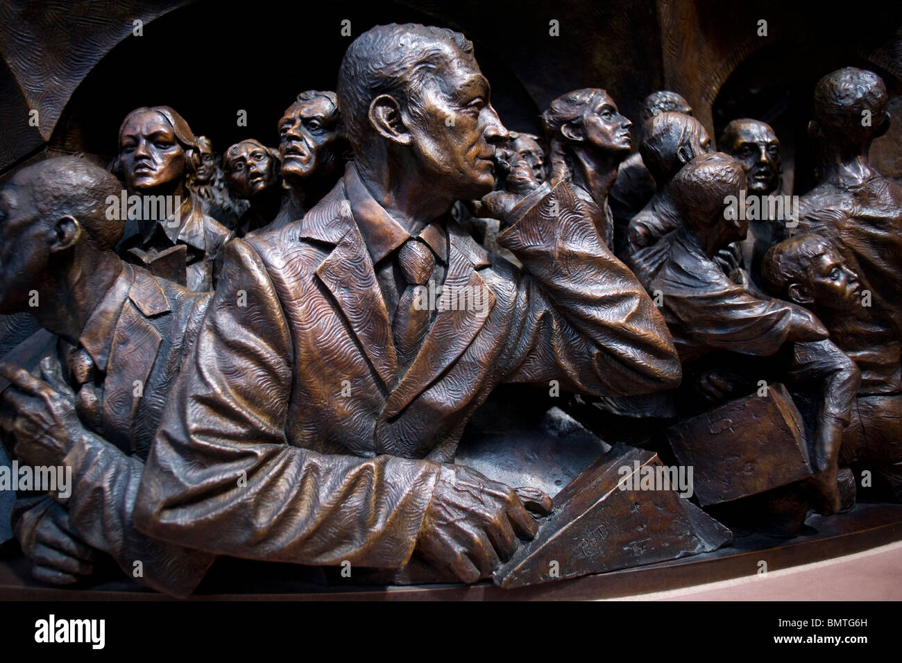 Figures frieze hi-res stock photography and images - Alamy