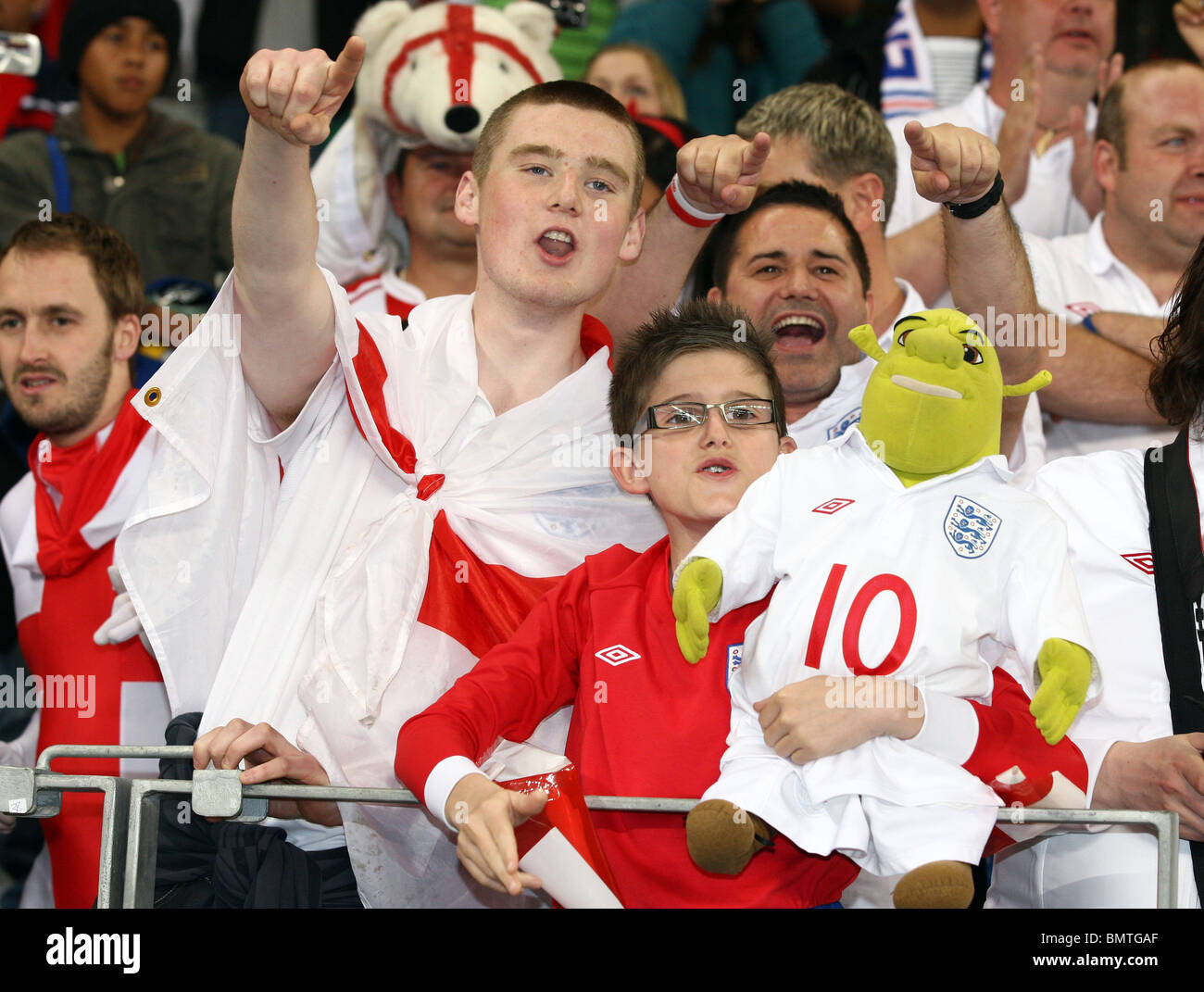 ENGLAND FANS ENGLAND V ALGERIA GREEN POINT STADIUM CAPE TOWN SOUTH ...