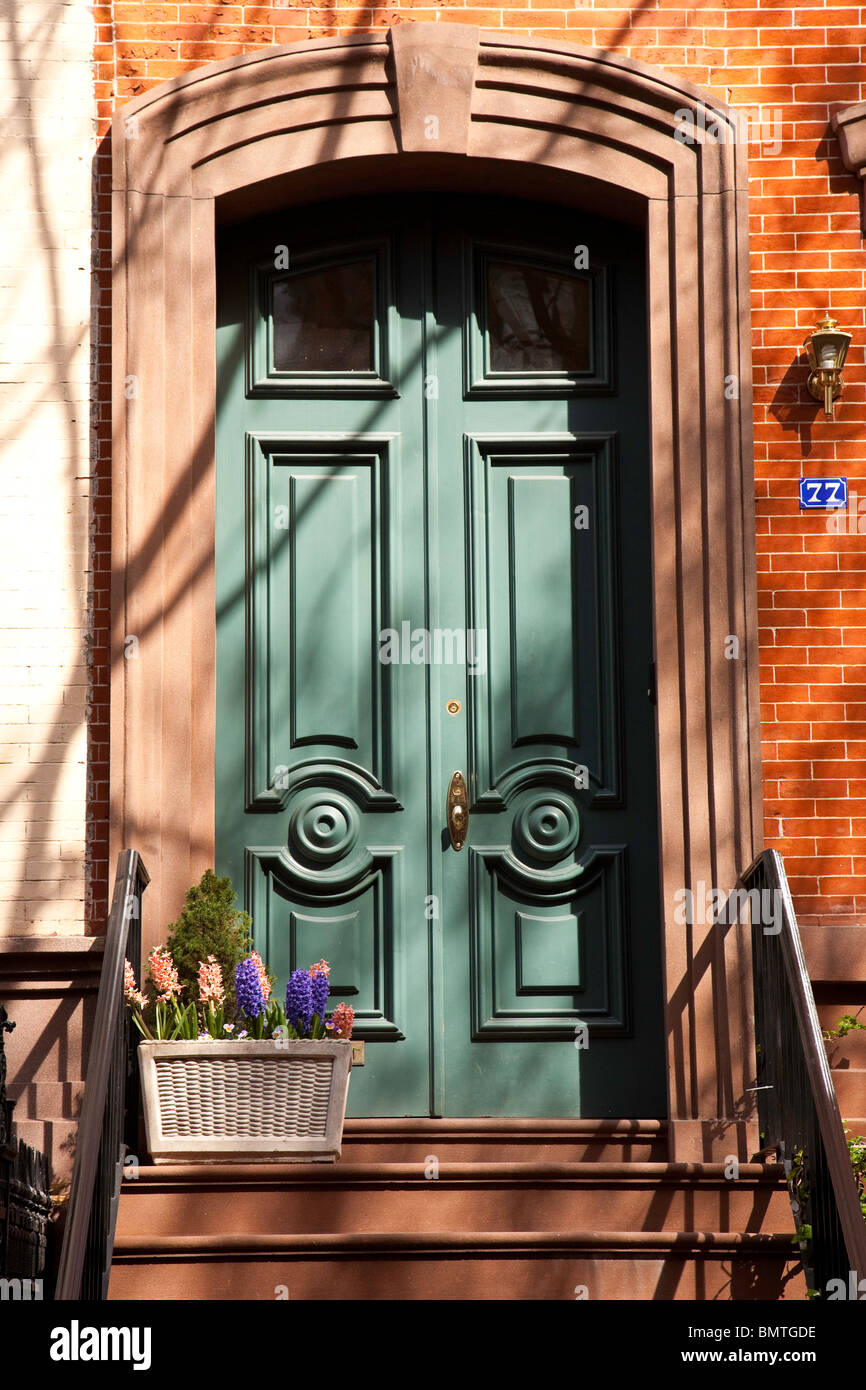 Brownstone entrance steps hi-res stock photography and images - Alamy