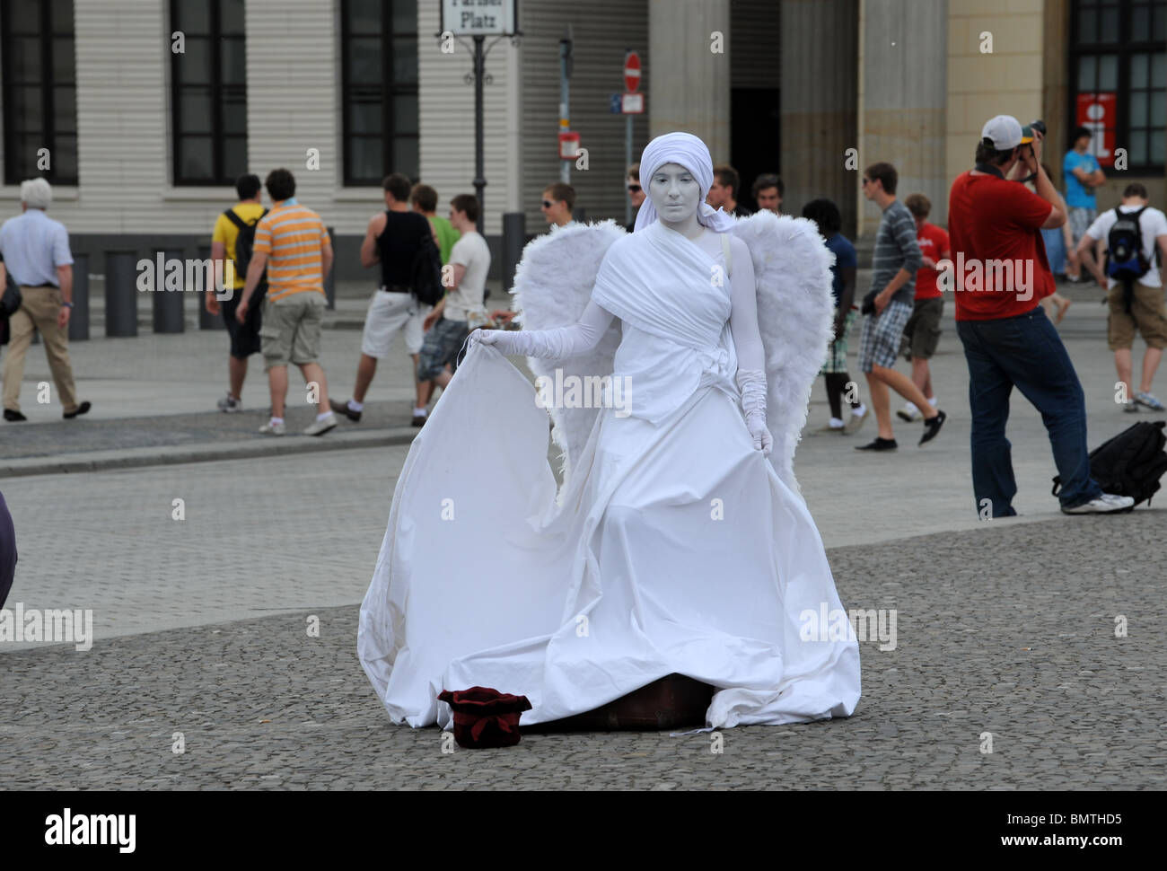 Mime artist miming entertainment hi-res stock photography and images ...