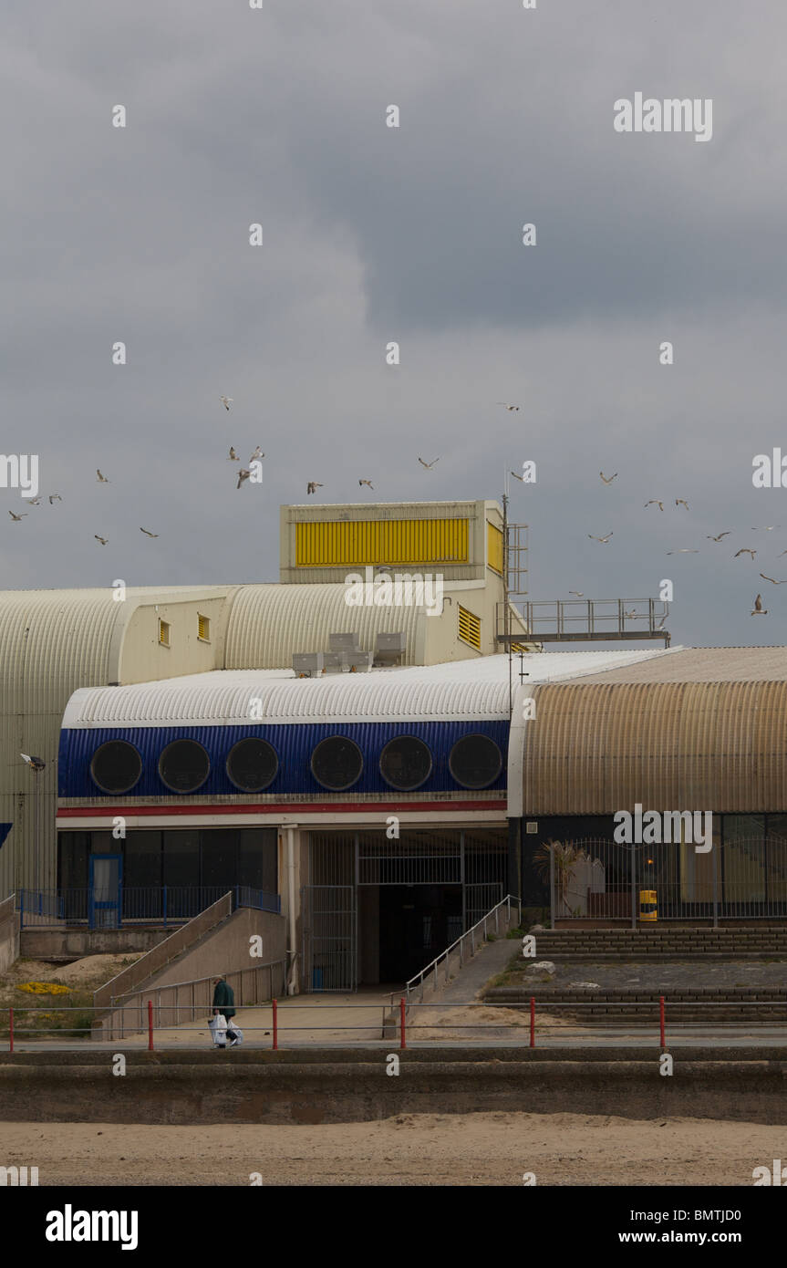 Seagulls wheeling over the Rhyl Sun Centre Stock Photo - Alamy