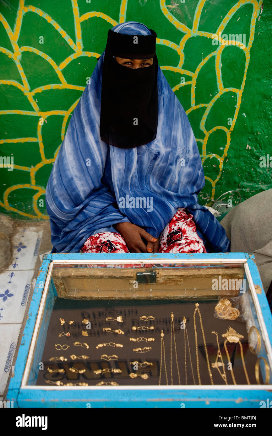 African gold jewellery hi-res stock photography and images - Alamy