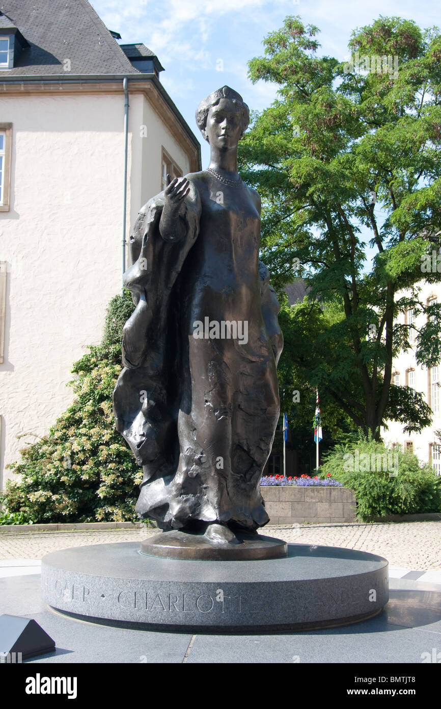 metal statue plinth female woman trees Stock Photo - Alamy