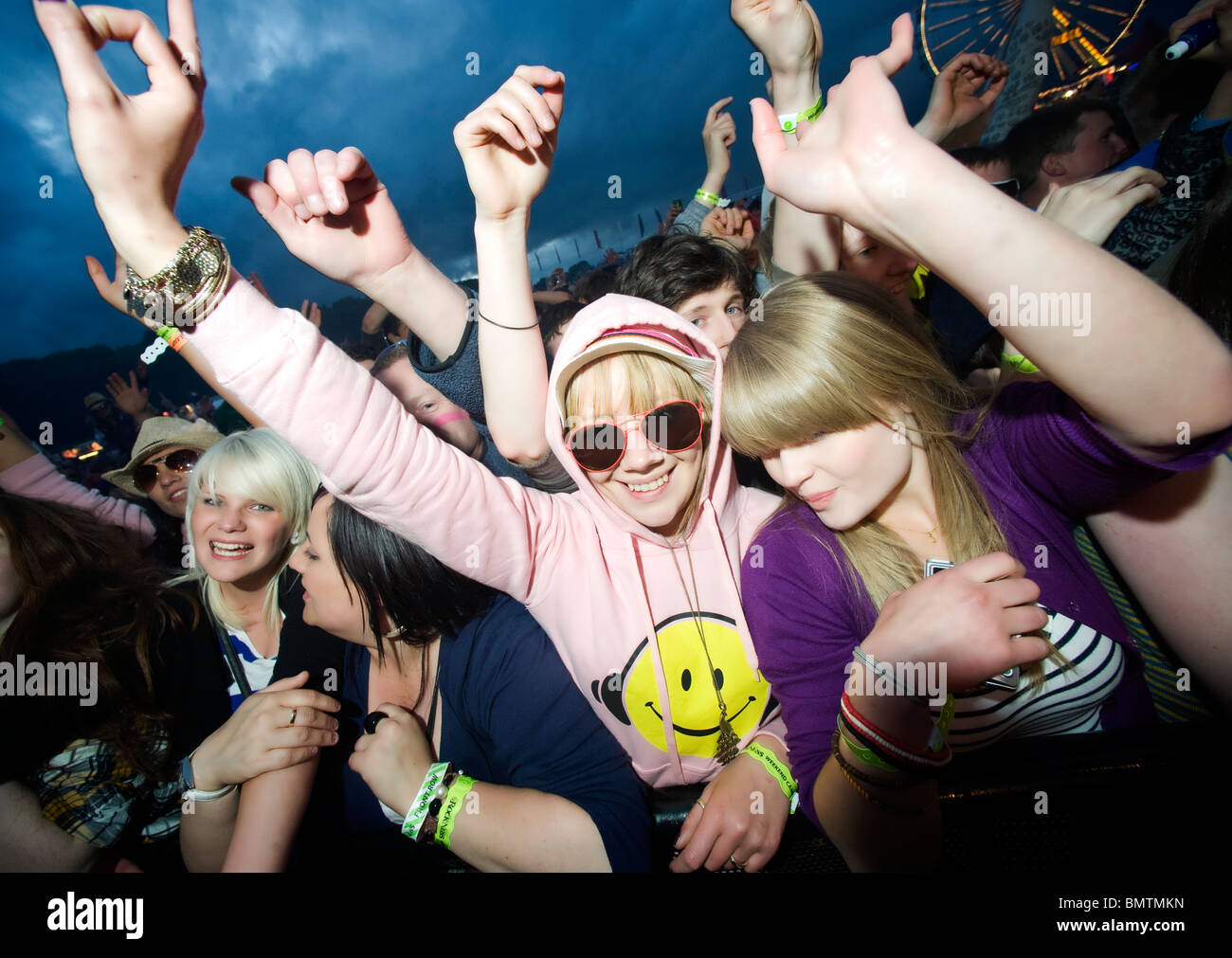 Party goers crowd hi-res stock photography and images - Alamy