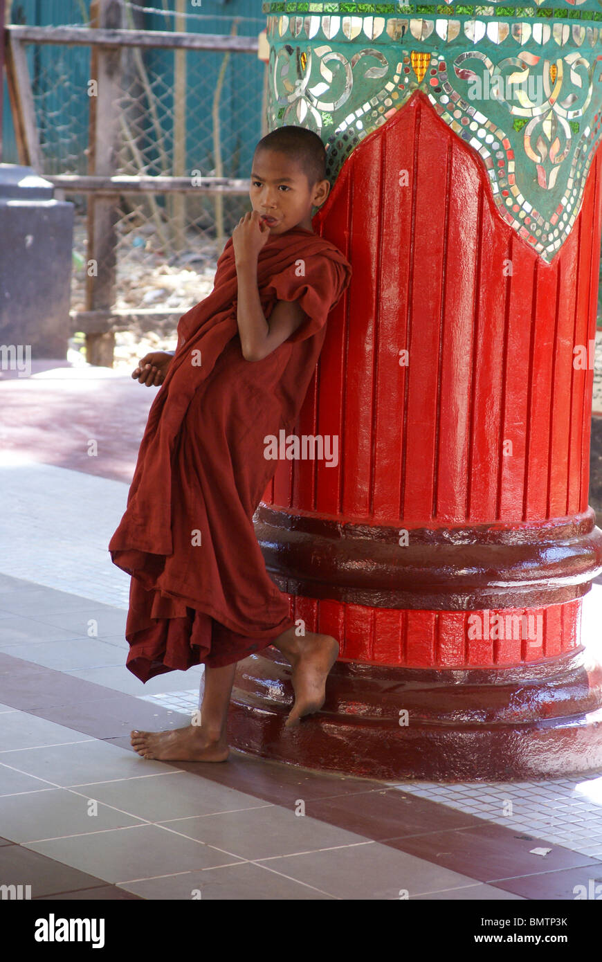 Myanmar Bago Shwemawdaw Paya (Golden God Temple) Children in the temple ...