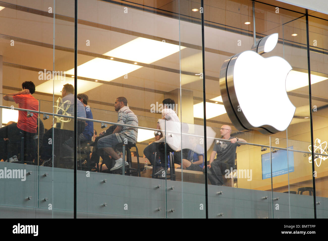 Apple store marienplatz in hi-res stock photography and images - Alamy