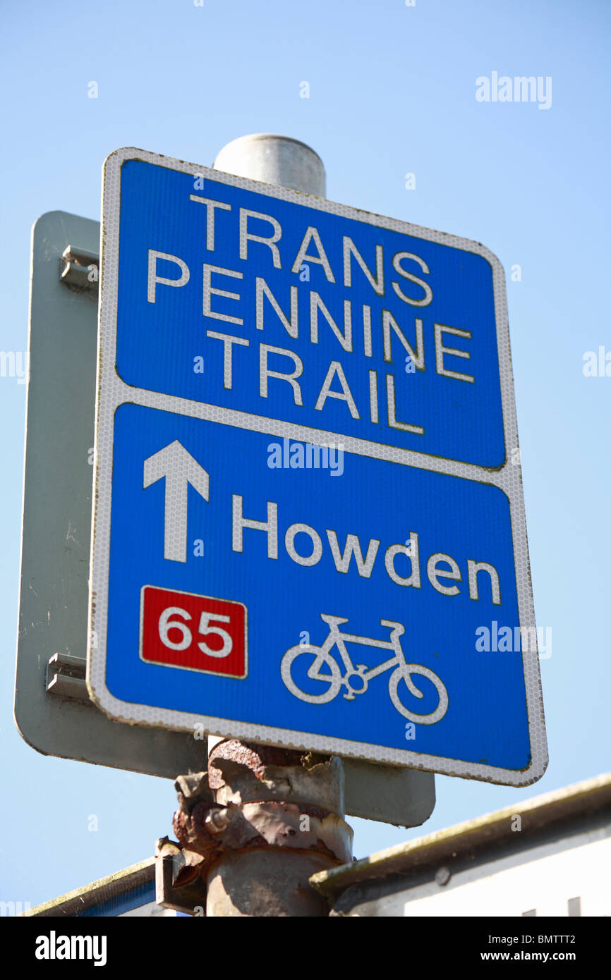 Trans Pennine Trail and cycle route 65 sign to Howden in Hemingbrough ...