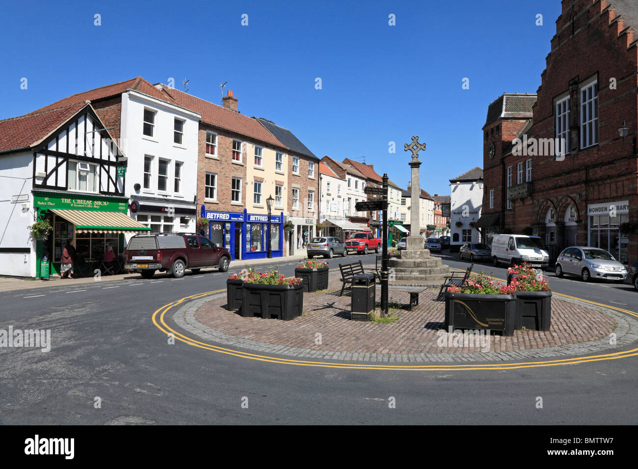 Howden Market Cross and shops in Market Place, Howden, East Riding of ...