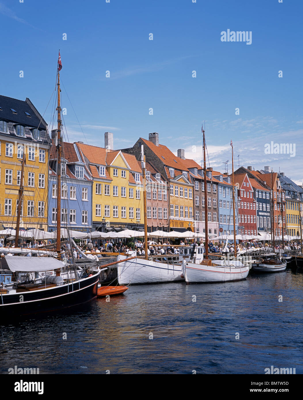 Colourful waterside buildings and old sailing ships, Nyhavn, Copenhagen ...