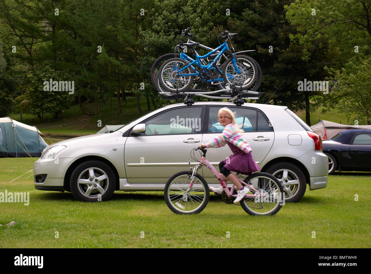 Family riding bicycles on rural hi-res stock photography and images - Alamy