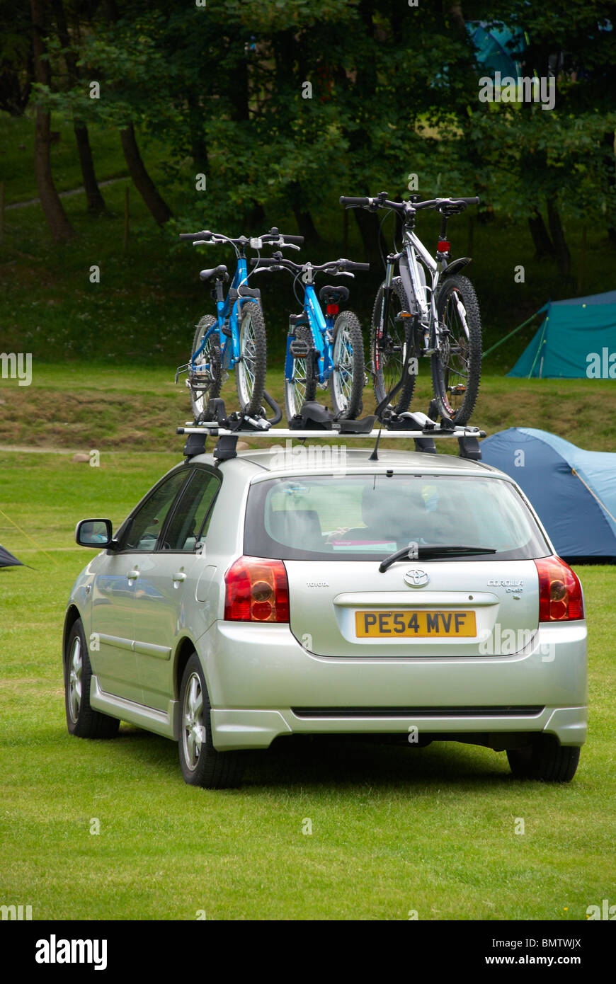 Bike bicycles cycles on car roof rack hi-res stock photography and ...