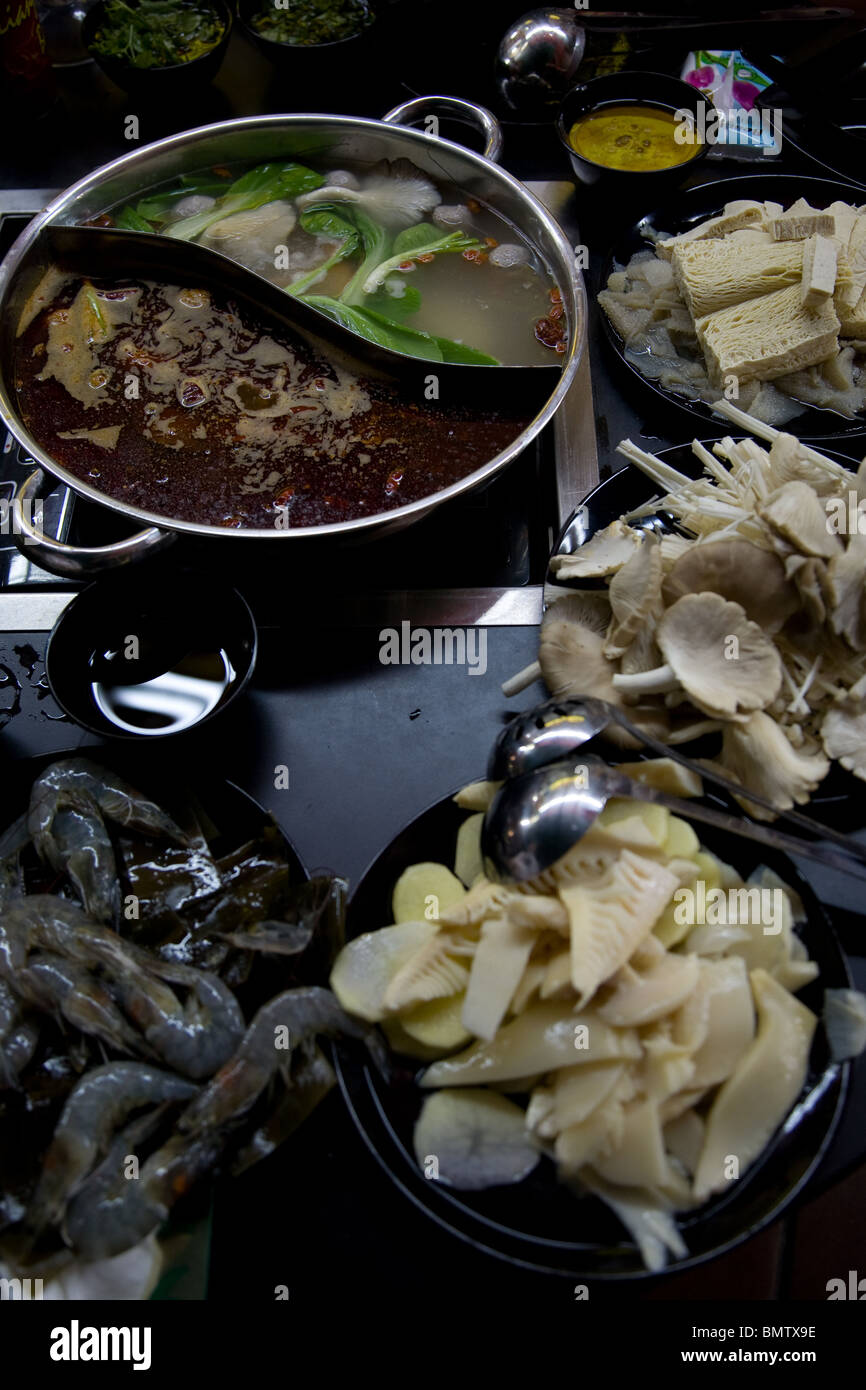 Claypot street restaurant pavement stall singapore Stock Photo - Alamy