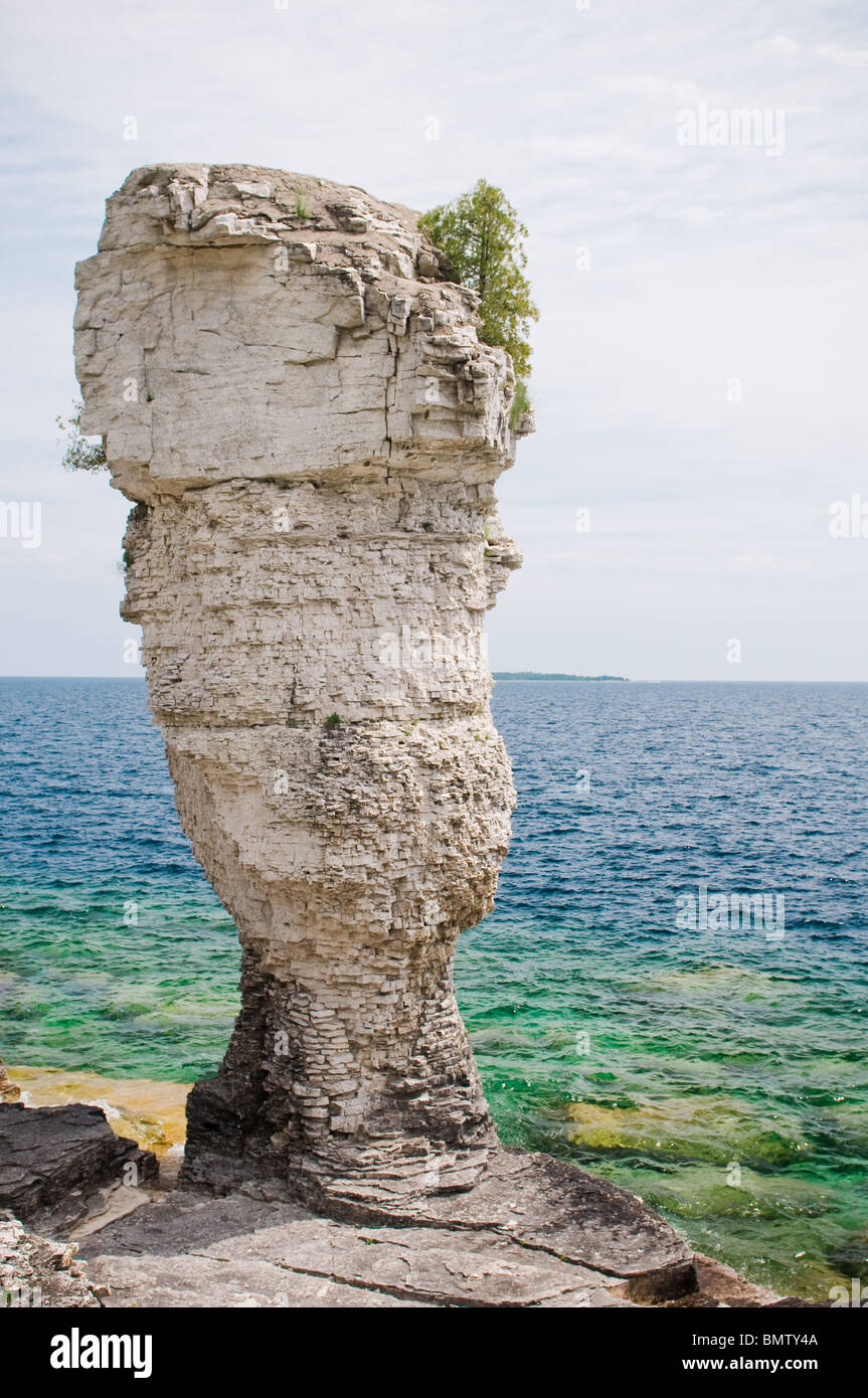 Flowerpot Island rock formation Stock Photo - Alamy