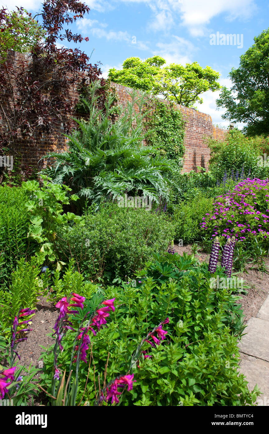 English country garden with herbaceous perennial displays of flowers ...