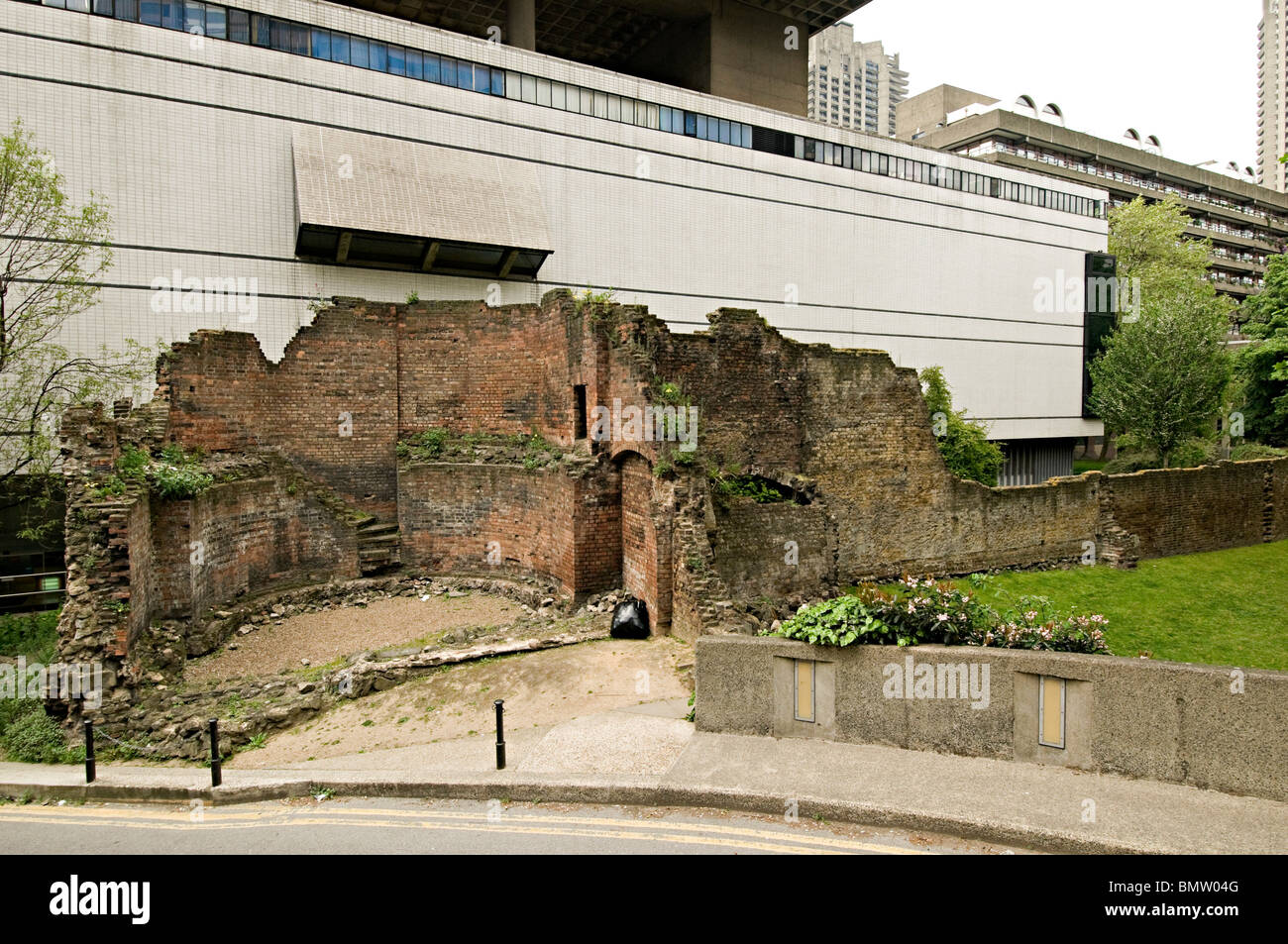 old parts of london wall off noble street in the city of london Stock ...